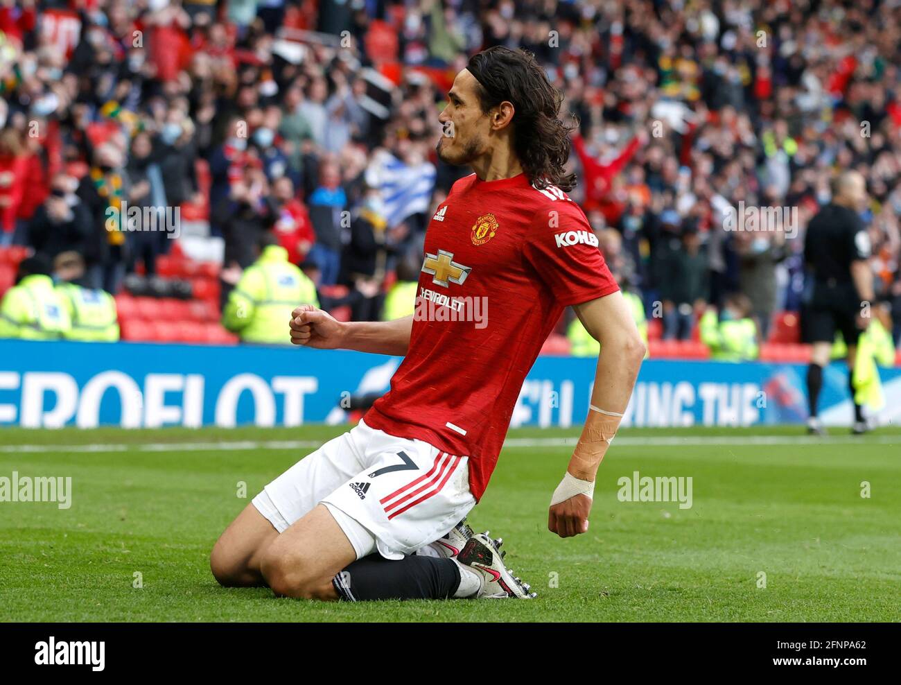 Manchester United's Edinson Cavani celebrates scoring their side's ...