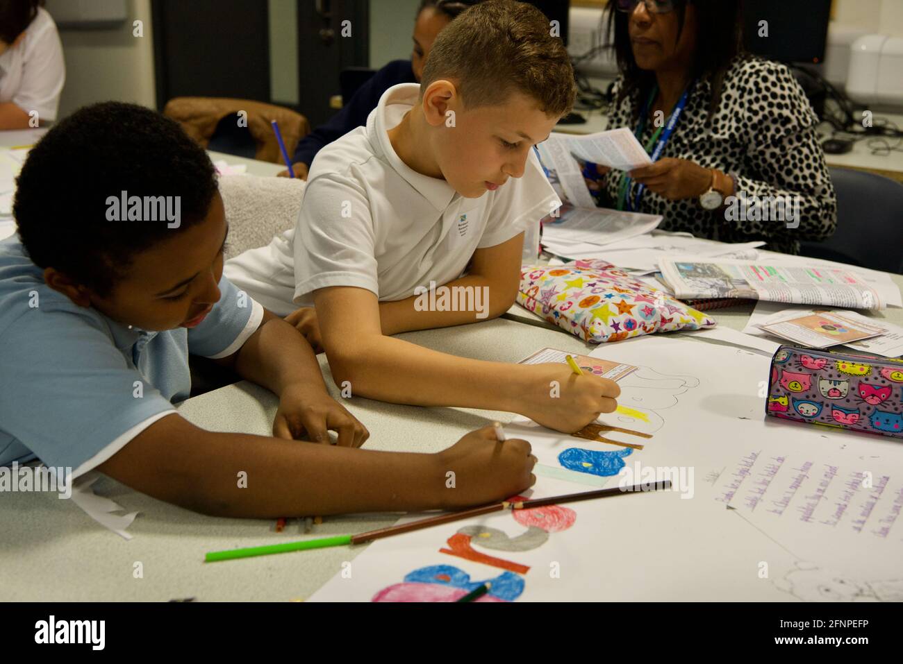 Primary children doing art Stock Photo - Alamy