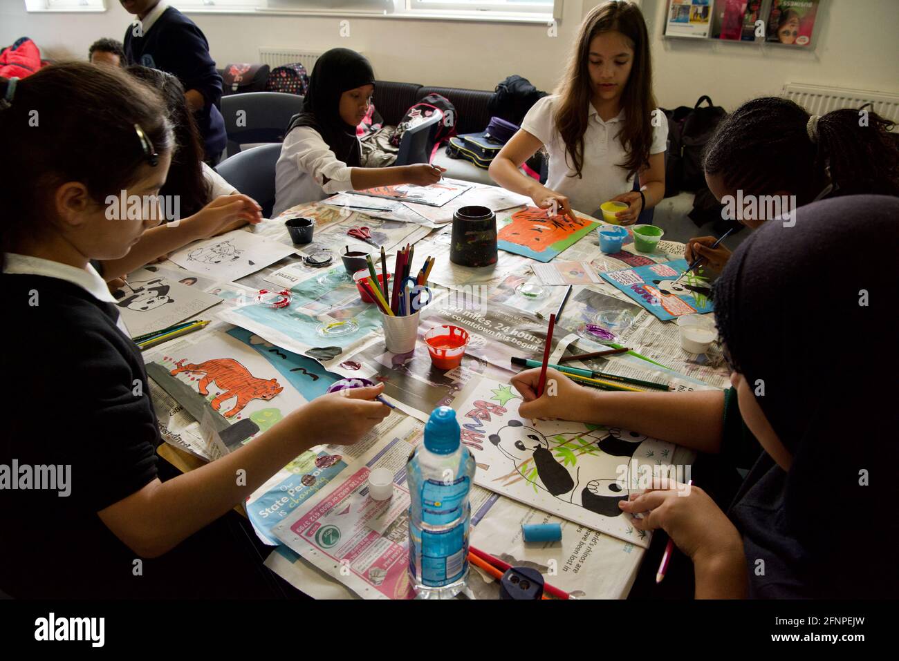 Primary school art lesson Stock Photo - Alamy