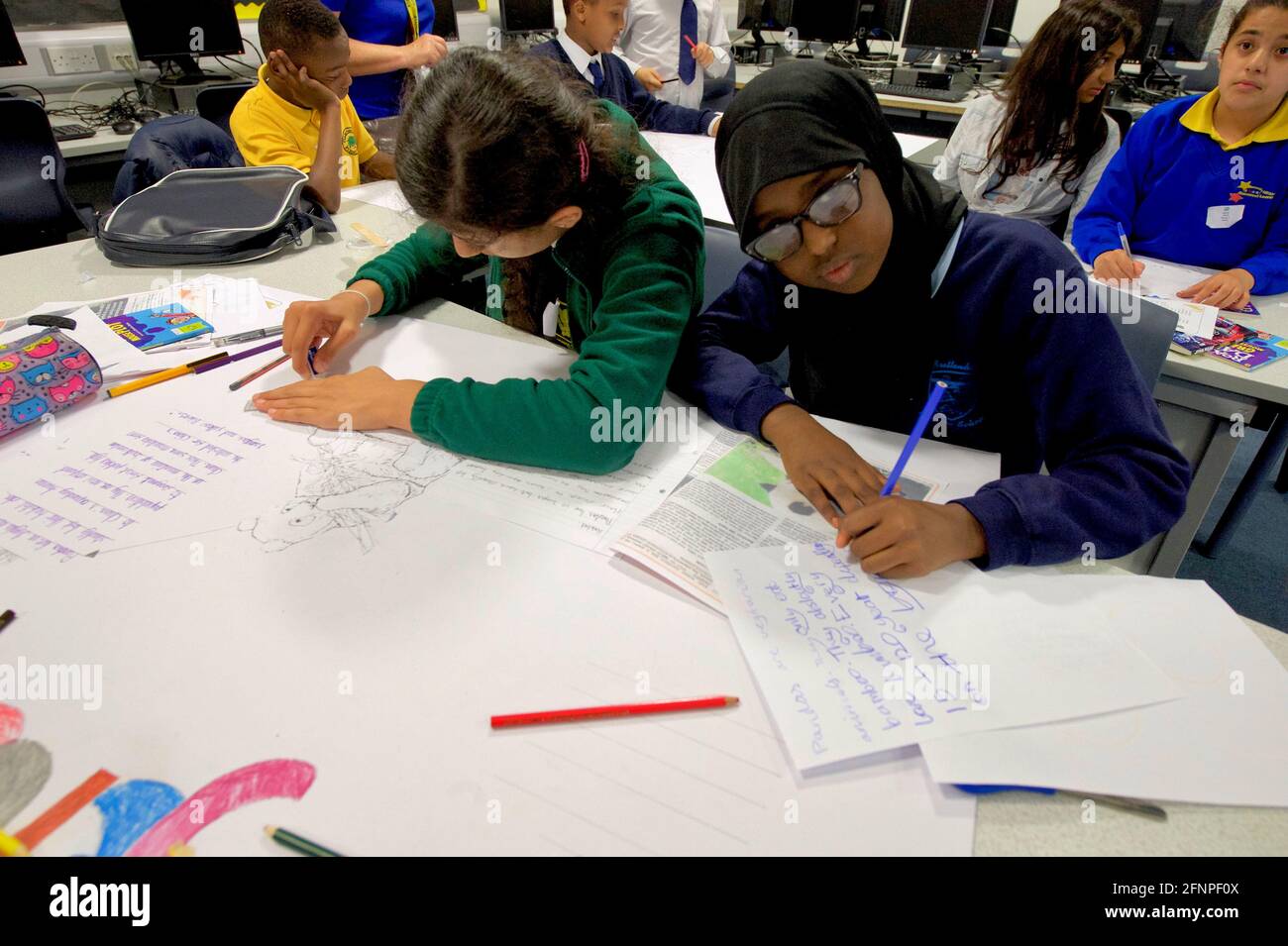 Children writing hi-res stock photography and images - Alamy