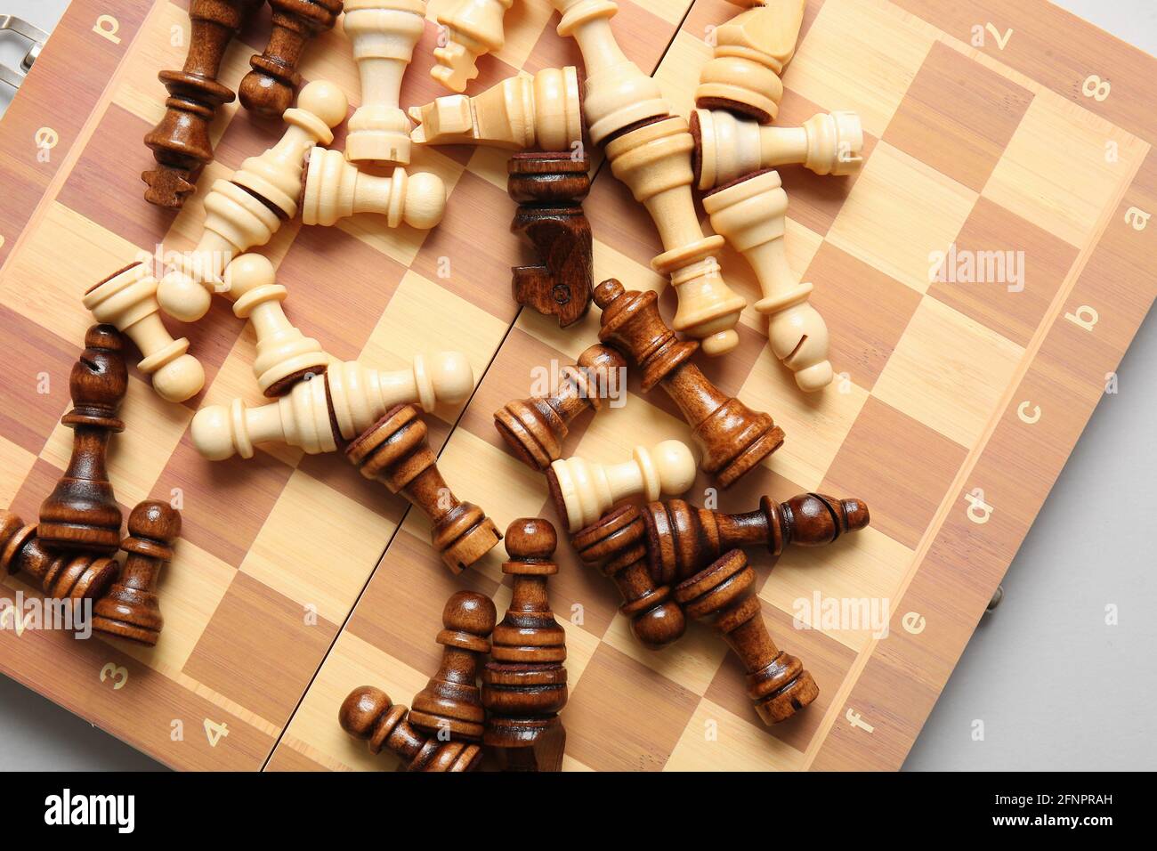 Scattered chess piece pieces hi-res stock photography and images - Alamy