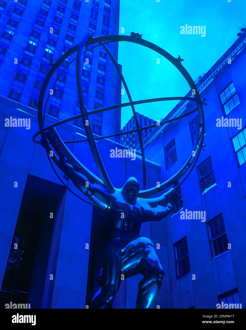 2005 HISTORICAL ATLAS STATUE (©LEE LAWRIE 1937) ROCKEFELLER CENTER ...