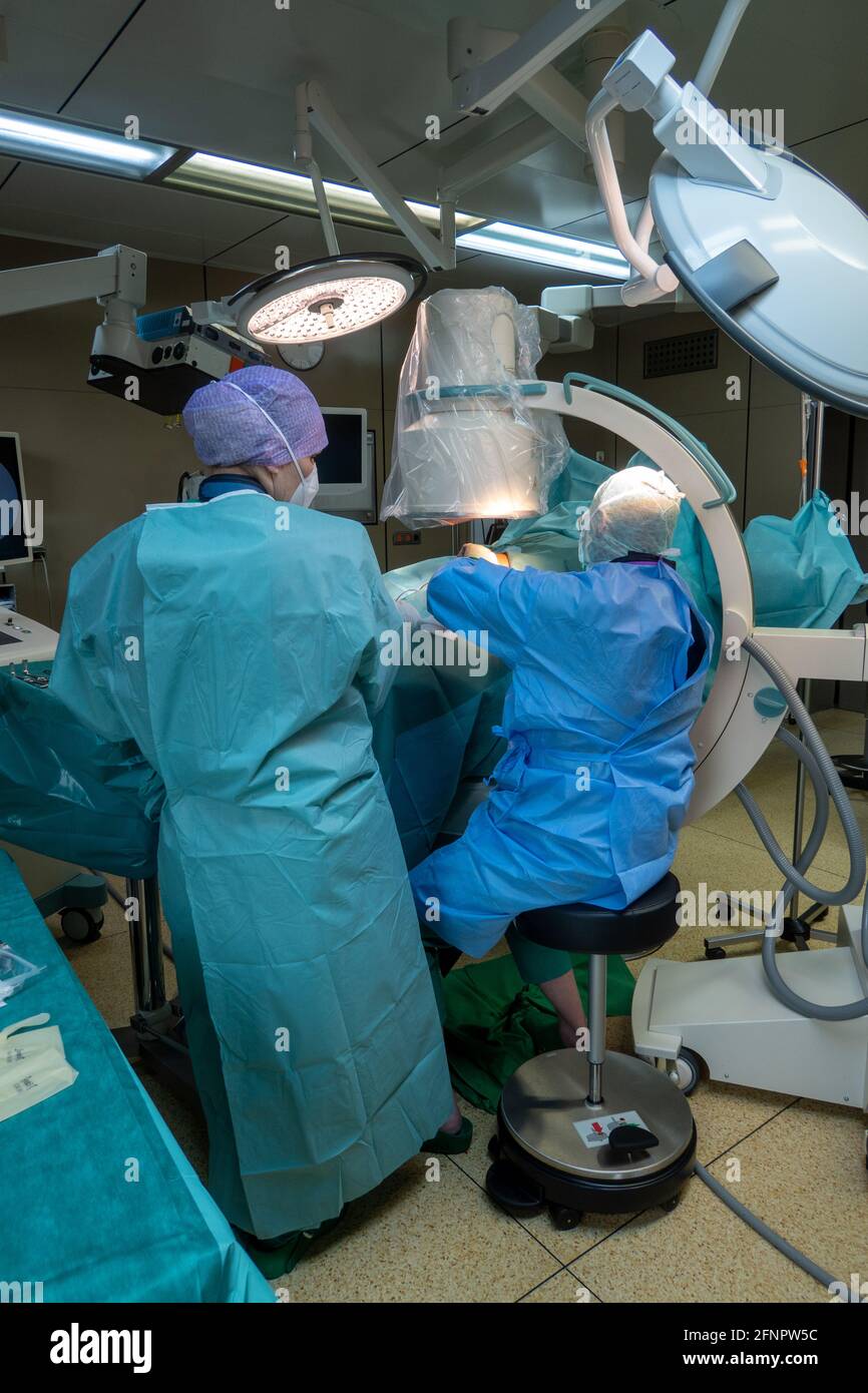 a doctor performs a surgical operation with an X-ray machine Stock ...