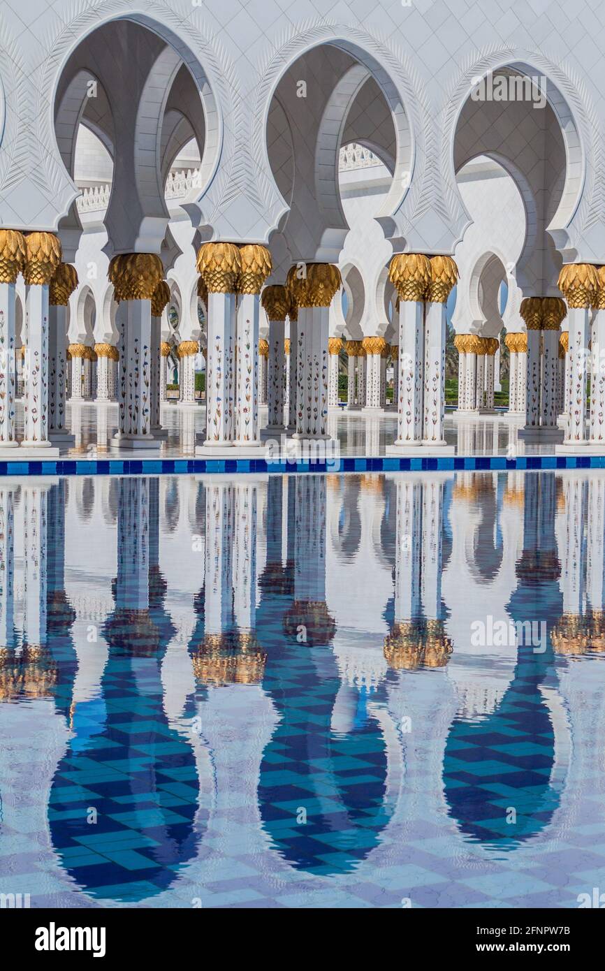 Gallery of Sheikh Zayed Grand Mosque in Abu Dhabi reflecting in a pond ...