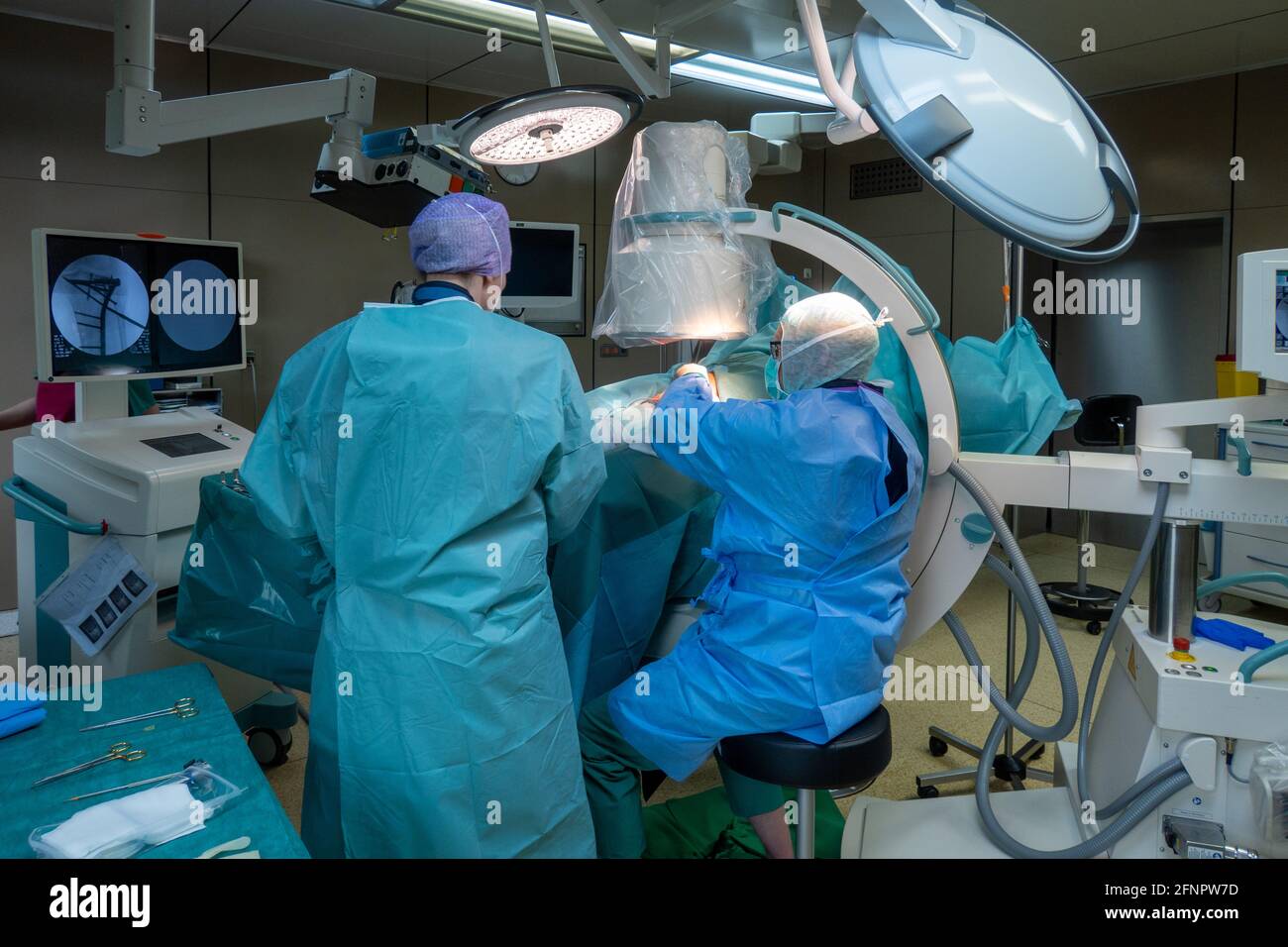 a doctor performs a surgical operation with an X-ray machine Stock ...