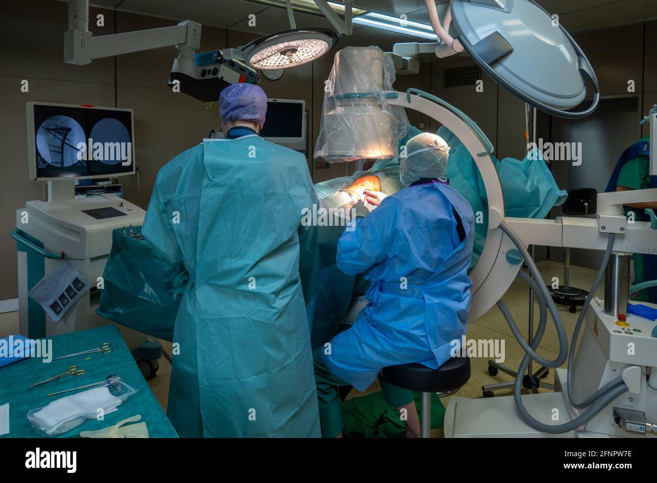 a doctor performs a surgical operation with an X-ray machine Stock ...