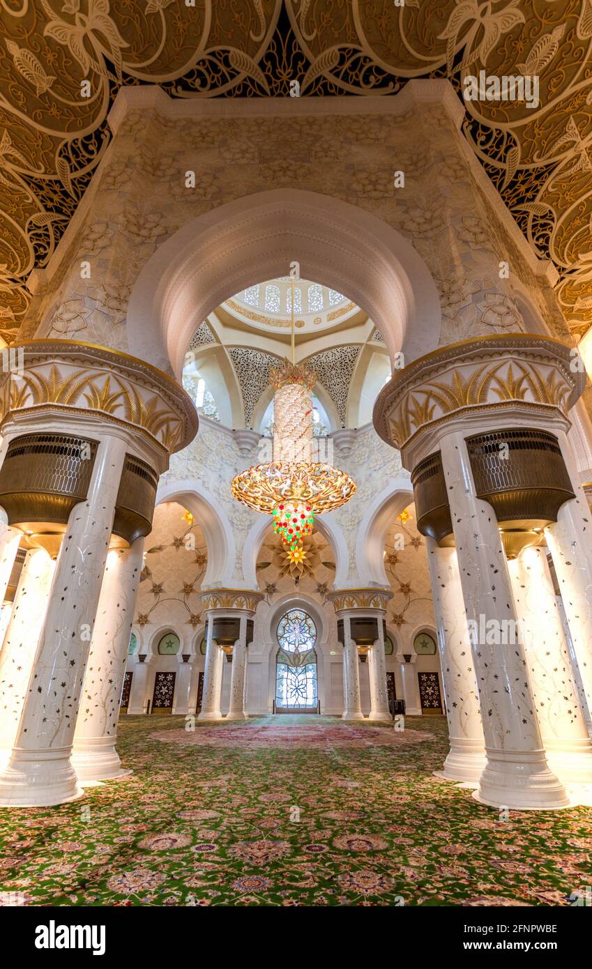 Sheikh zayed mosque chandelier muslim hi-res stock photography and ...