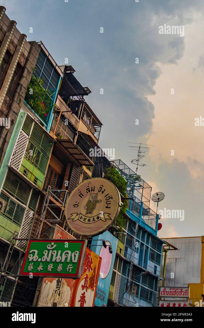 Bangkok Thailand 22. Mai 2018 Typical colorful signs and dark storm ...
