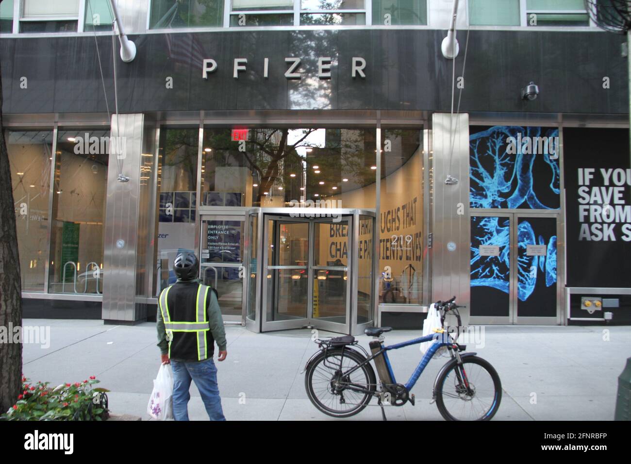 Pfizer building hi-res stock photography and images - Alamy