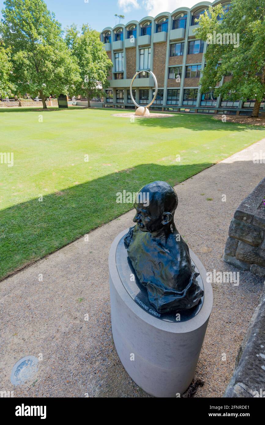 Mahatma Gandhi 1975 cast 2010 on UNSW Library Lawn. A gift of the ...