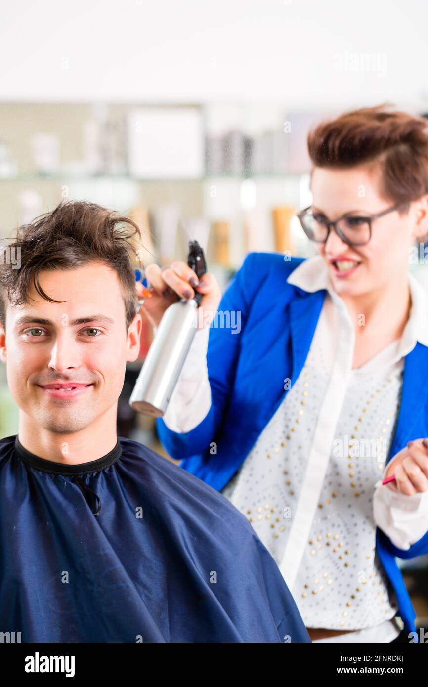 Female coiffeur cutting men hair in hairdresser shop Stock Photo - Alamy
