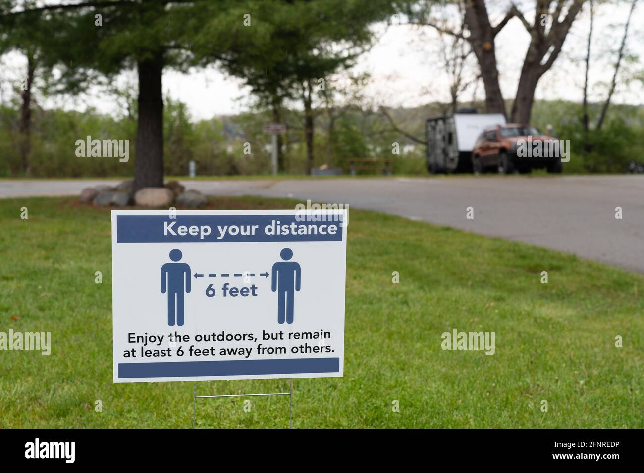 Social distancing sign in a public park during the COVID-19 pandemic ...