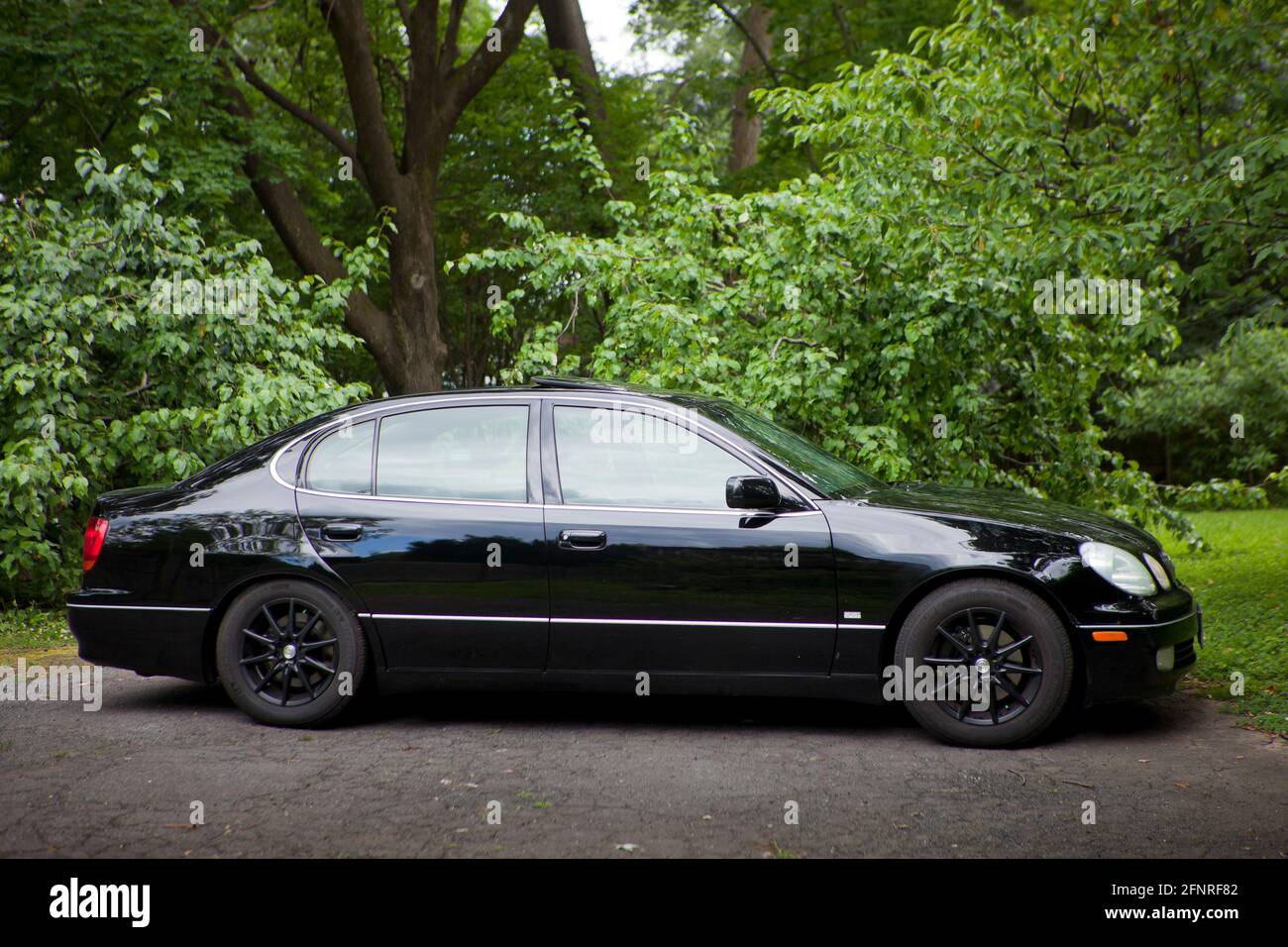 Black Japanese sedan side view ( 2002 Lexus GS300 Stock Photo - Alamy
