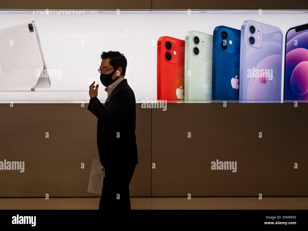 Apple iphone 12 ad hi-res stock photography and images - Alamy