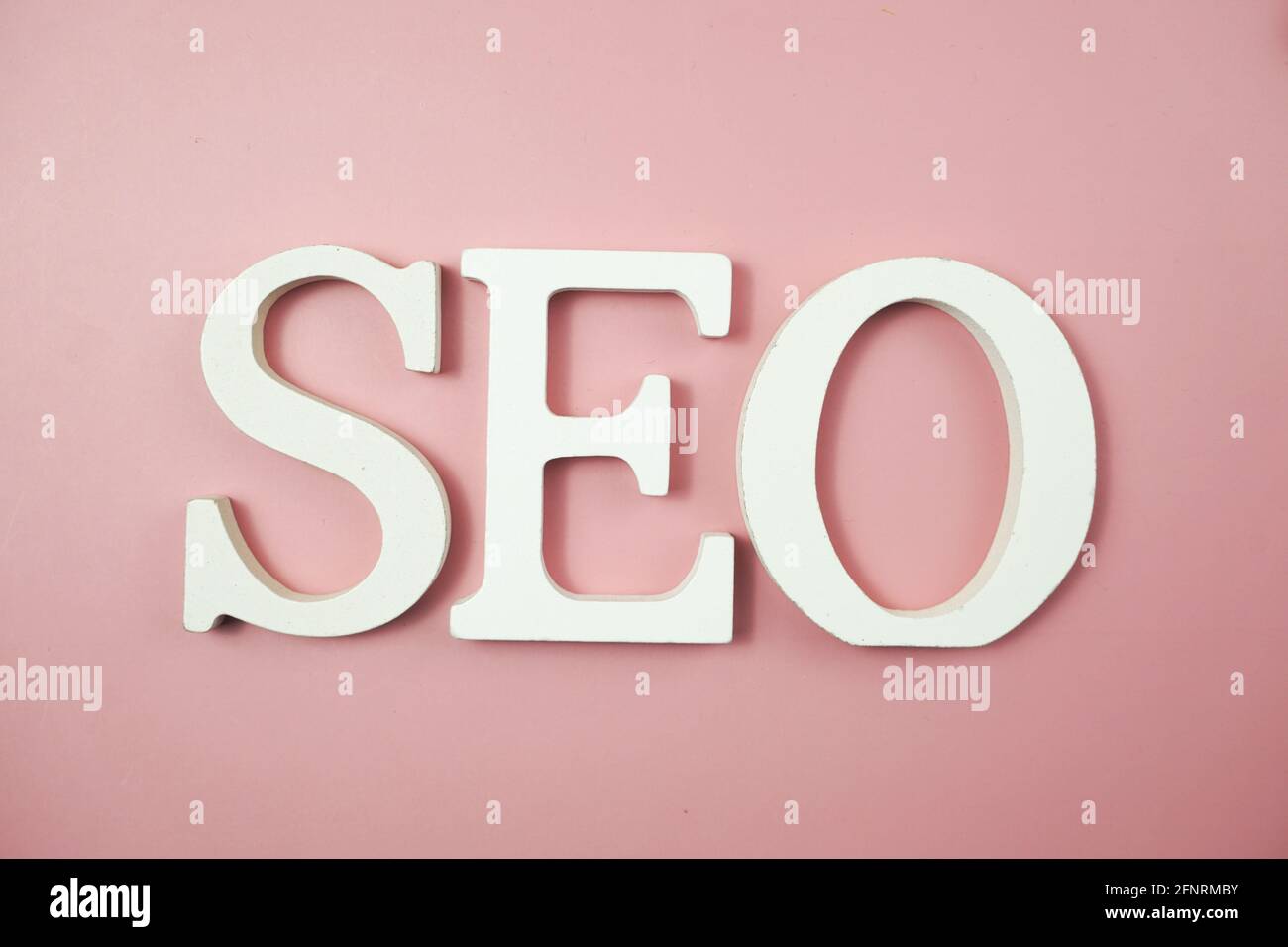 SEO alphabet letter on pink background Stock Photo - Alamy