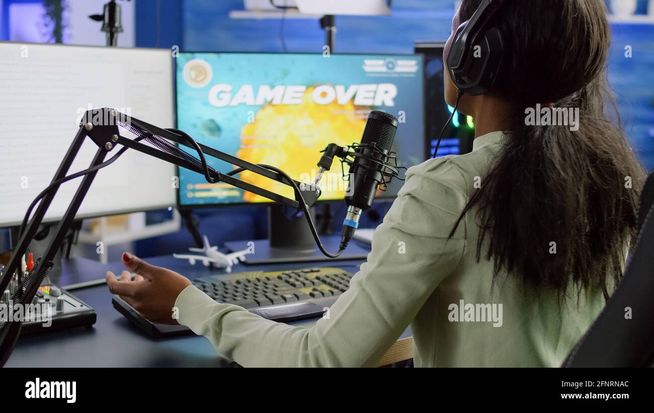 Pro cyber streamer losing videogame tournament while wearing ...