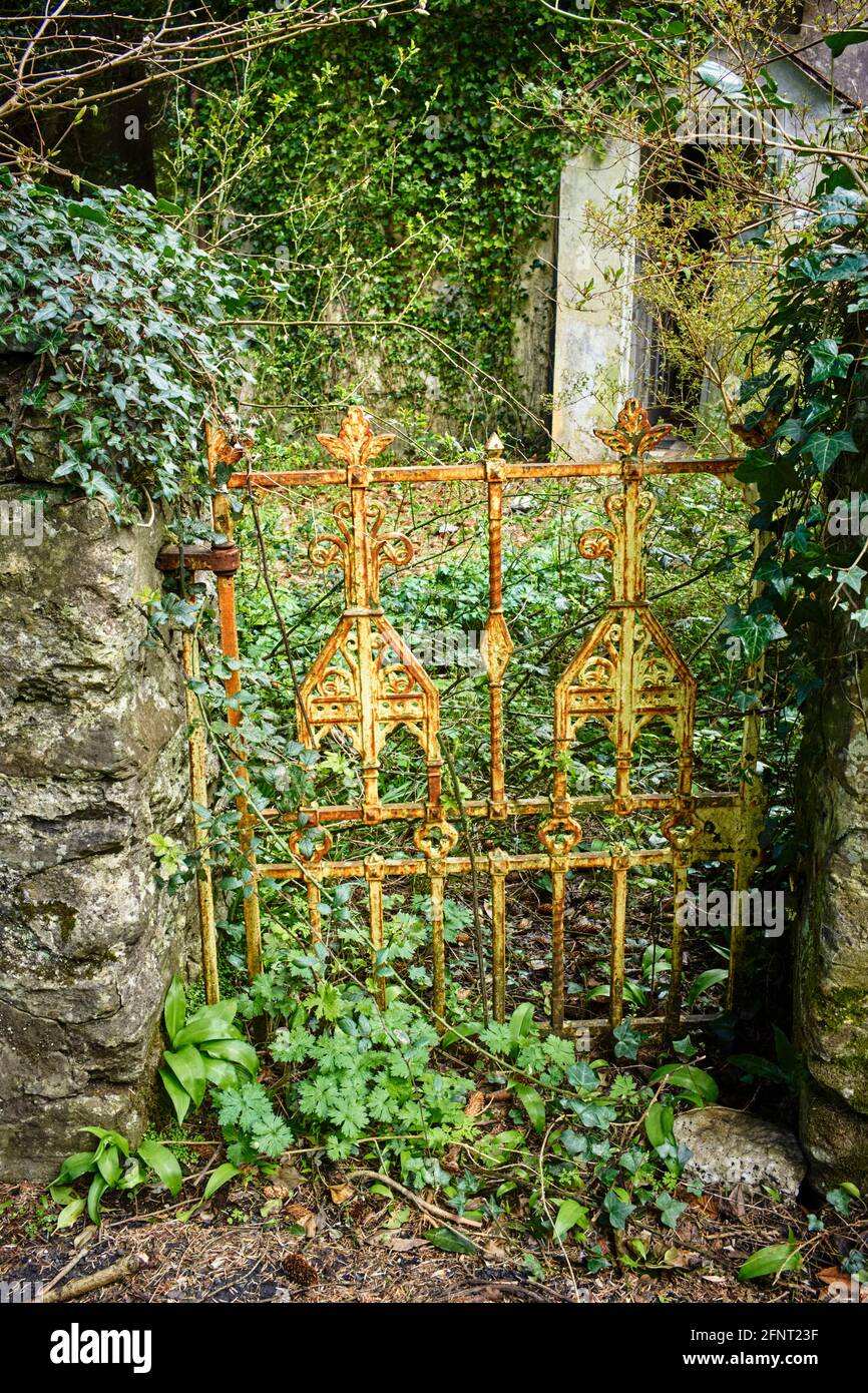 Metal house gate hi-res stock photography and images - Alamy
