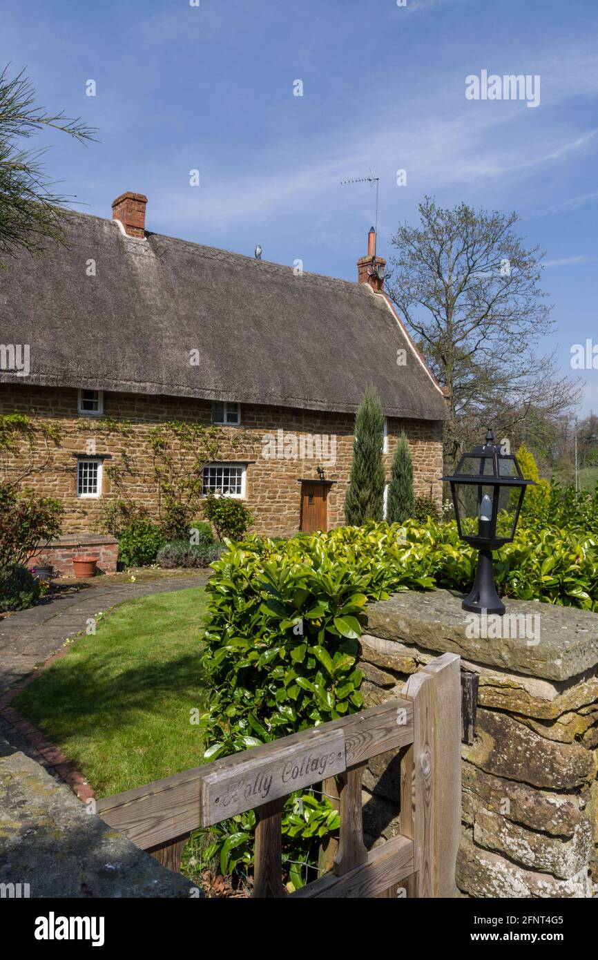 Stone house thatched roof hi-res stock photography and images - Alamy