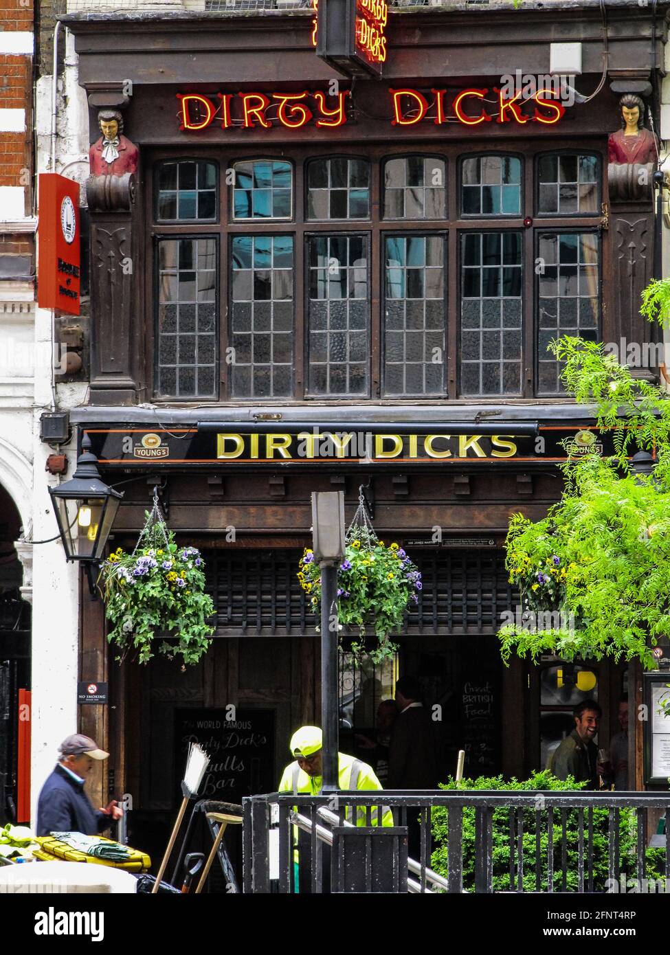 Liverpool street pub london hi-res stock photography and images - Alamy