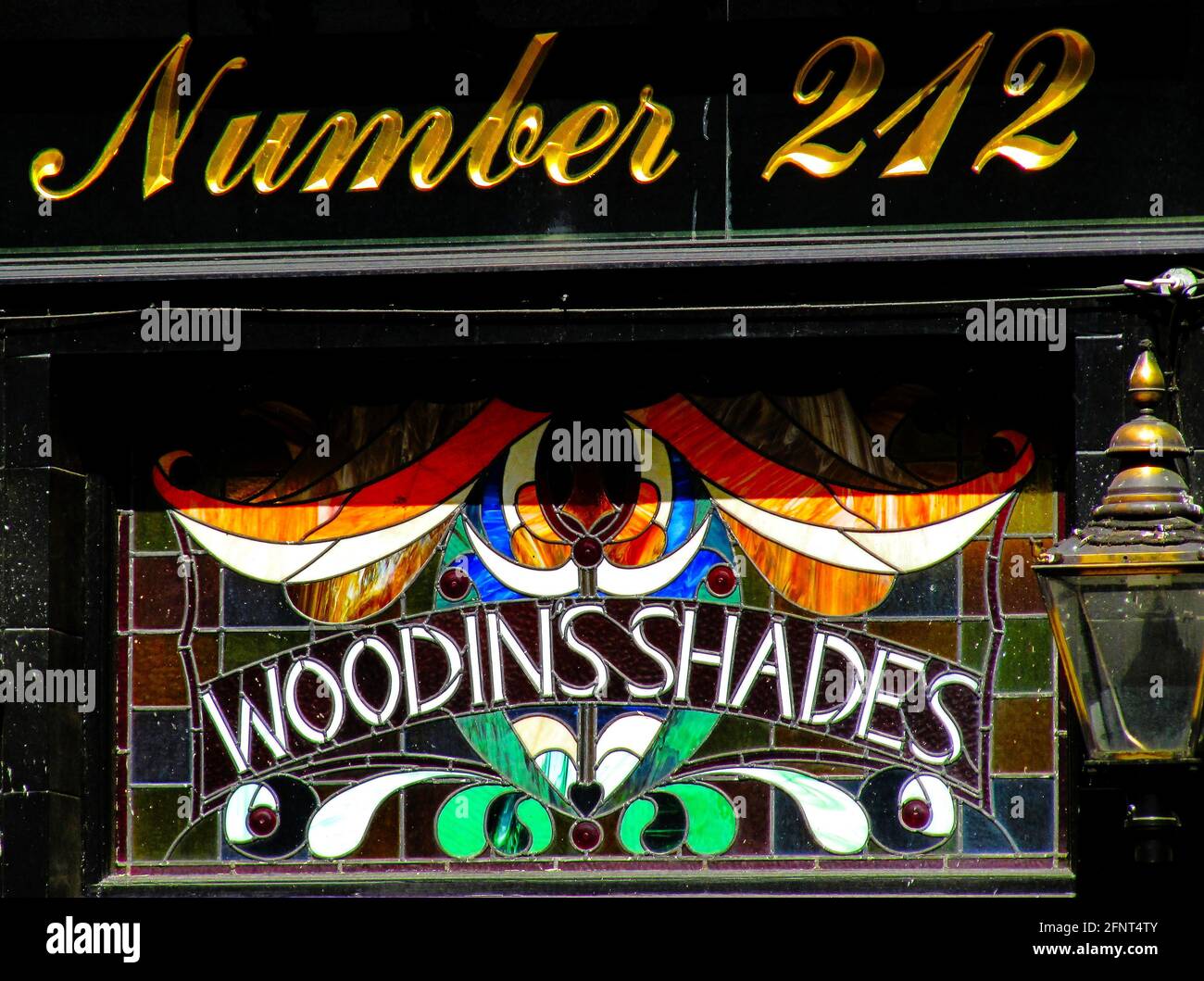 Outside pub window close hi-res stock photography and images - Alamy