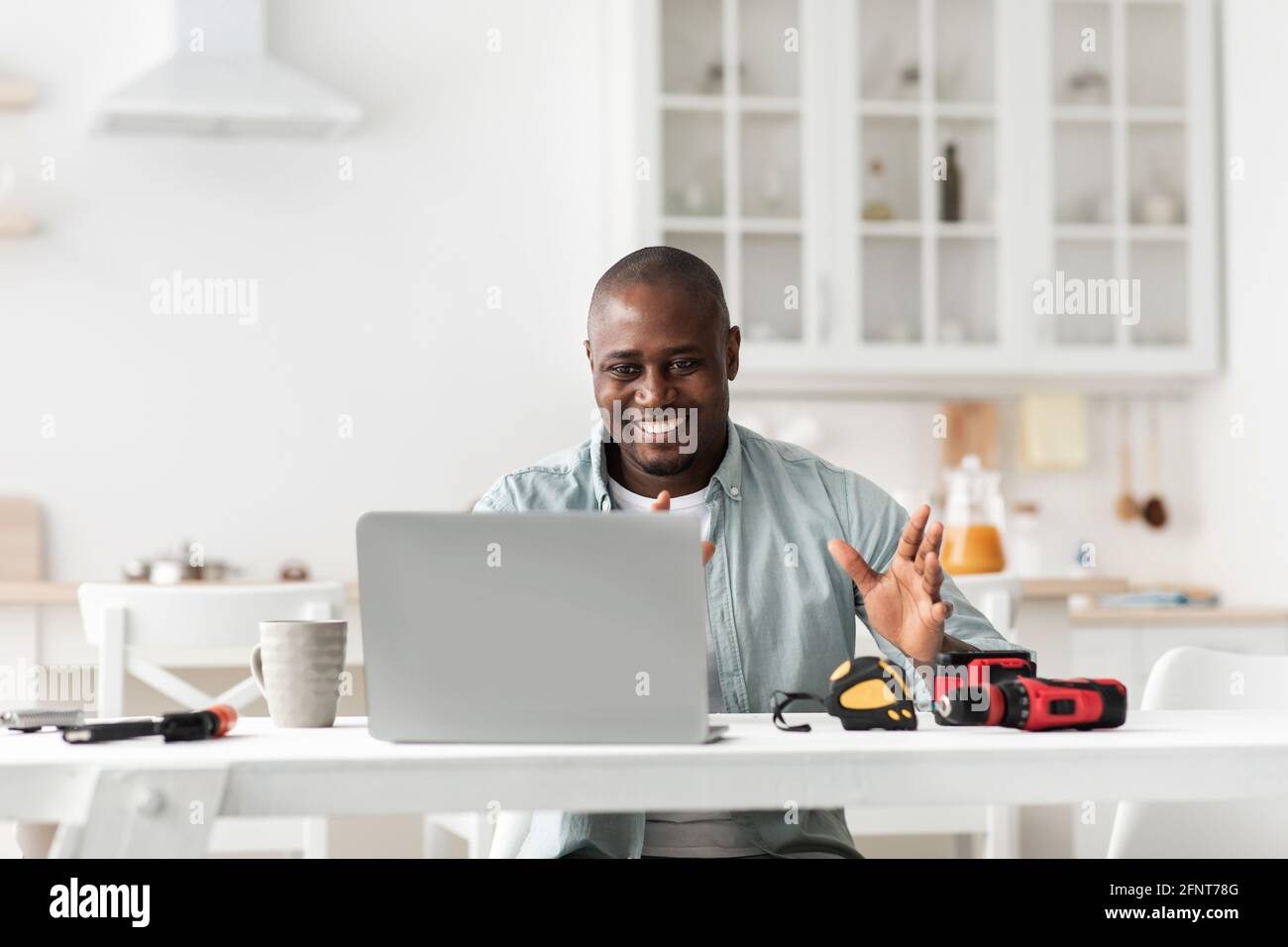 Fixing computer african hi-res stock photography and images - Alamy