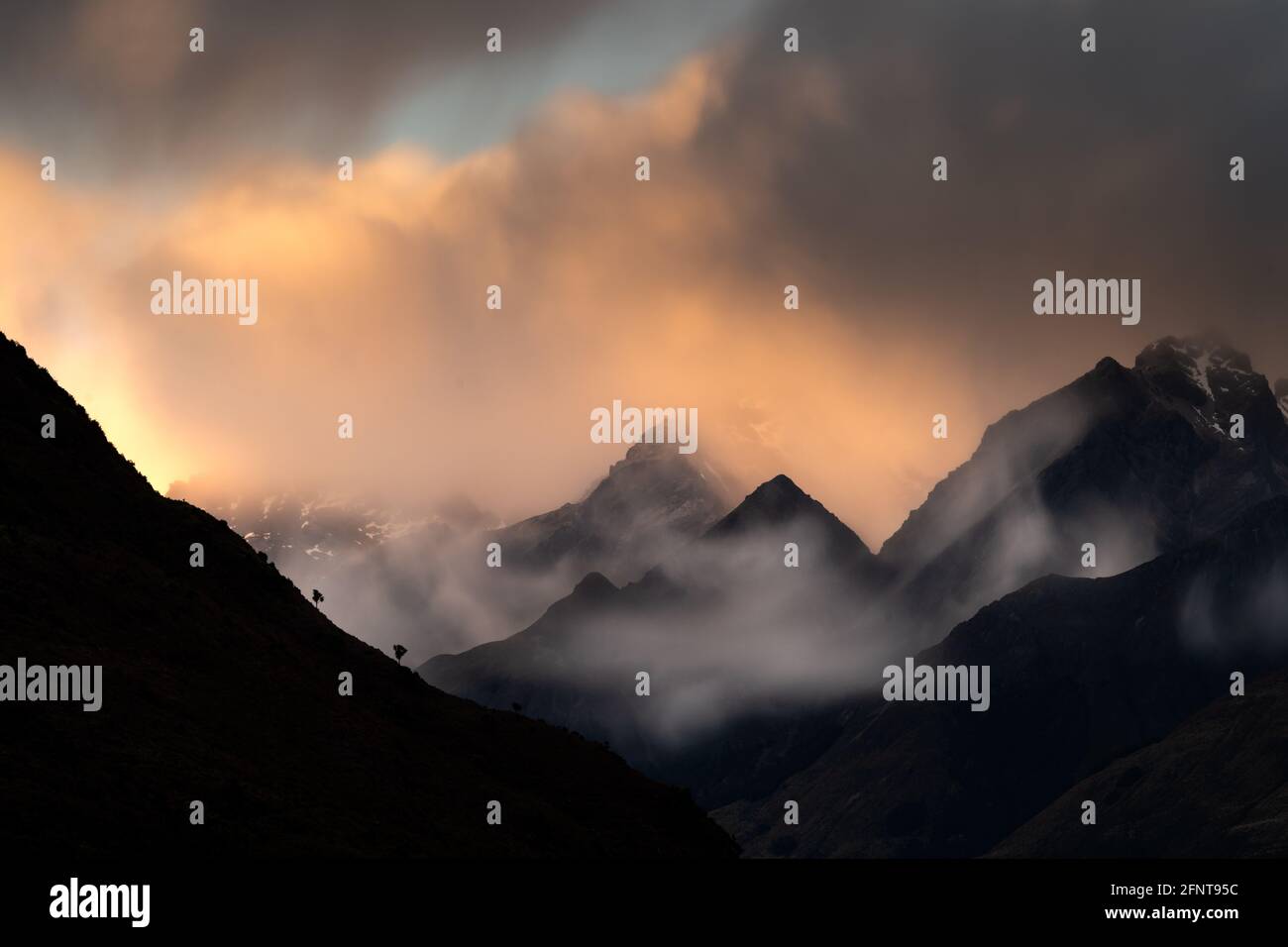 Fog over mountains hi-res stock photography and images - Alamy