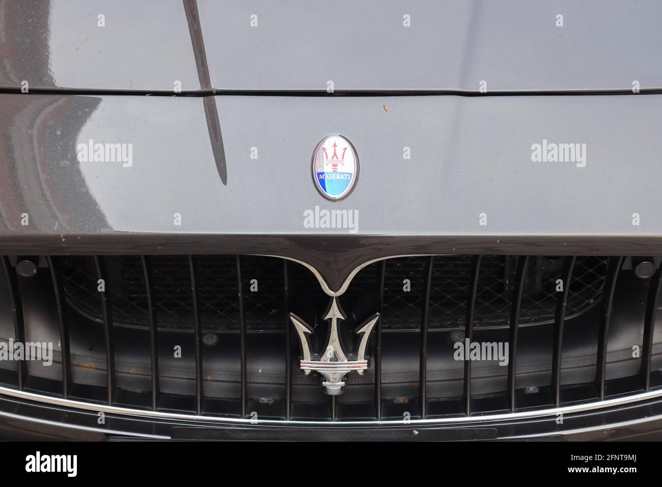 Closeup of the Maserati logo on a new car front Stock Photo - Alamy