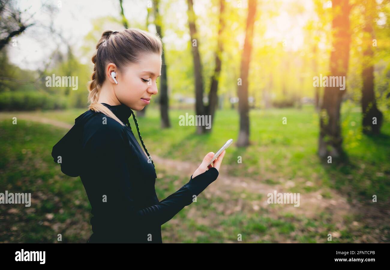 Listen to music running hi-res stock photography and images - Alamy