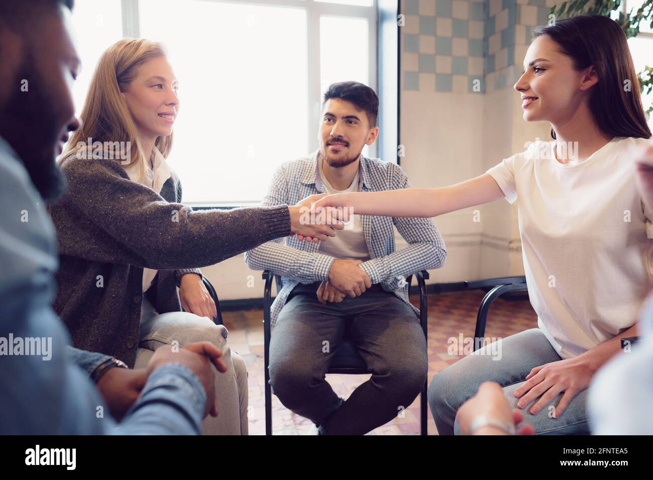 People sitting in a circle hi-res stock photography and images - Alamy