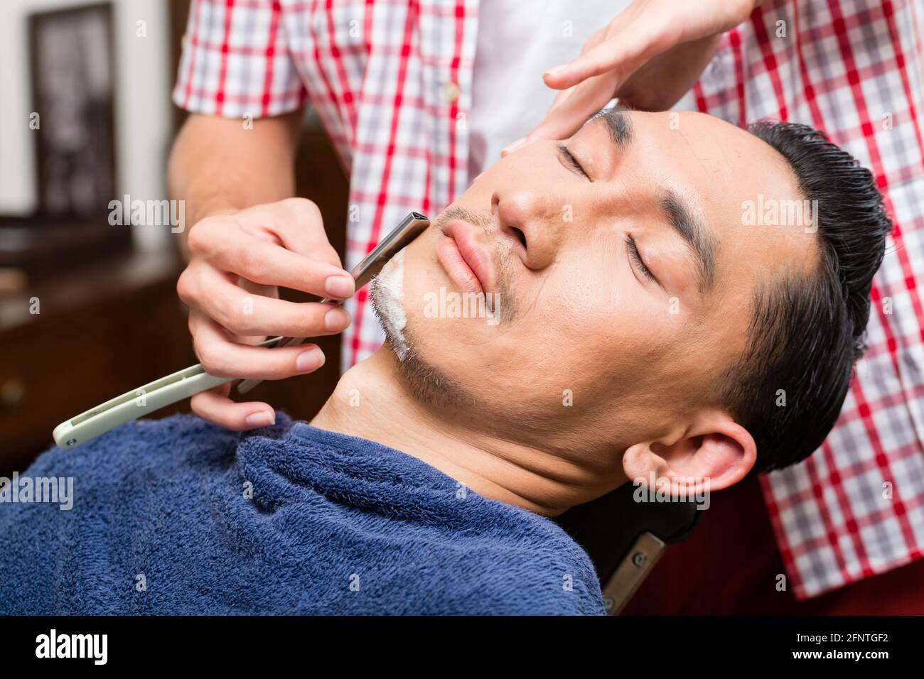 Hand shaving hi-res stock photography and images - Alamy