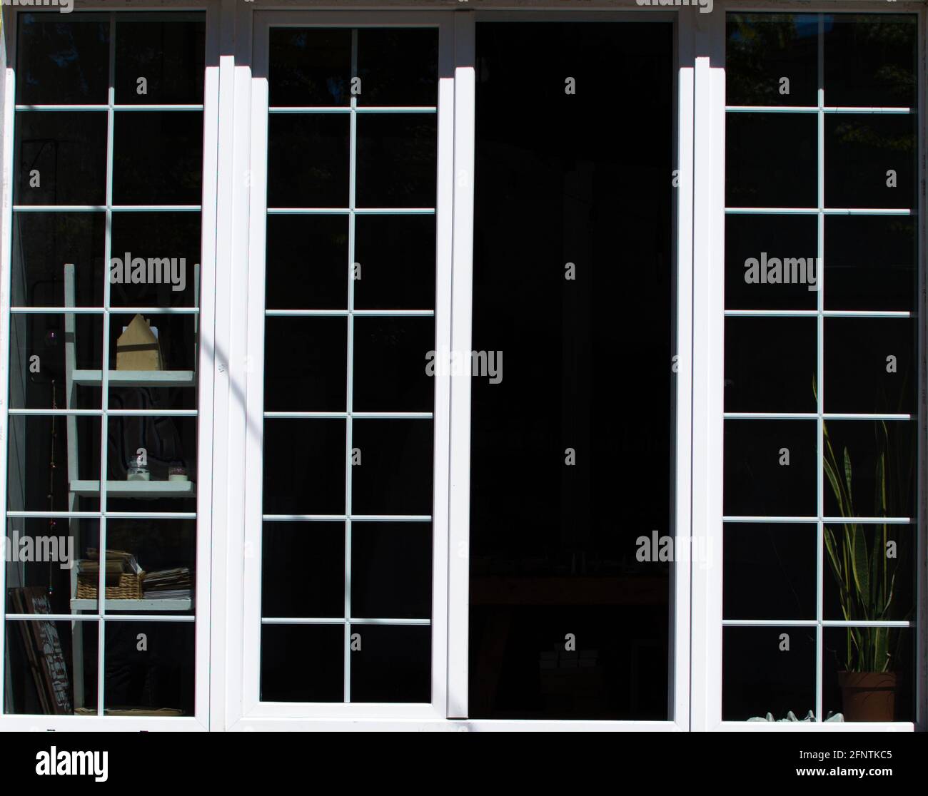 Black metal window frames hi-res stock photography and images - Alamy