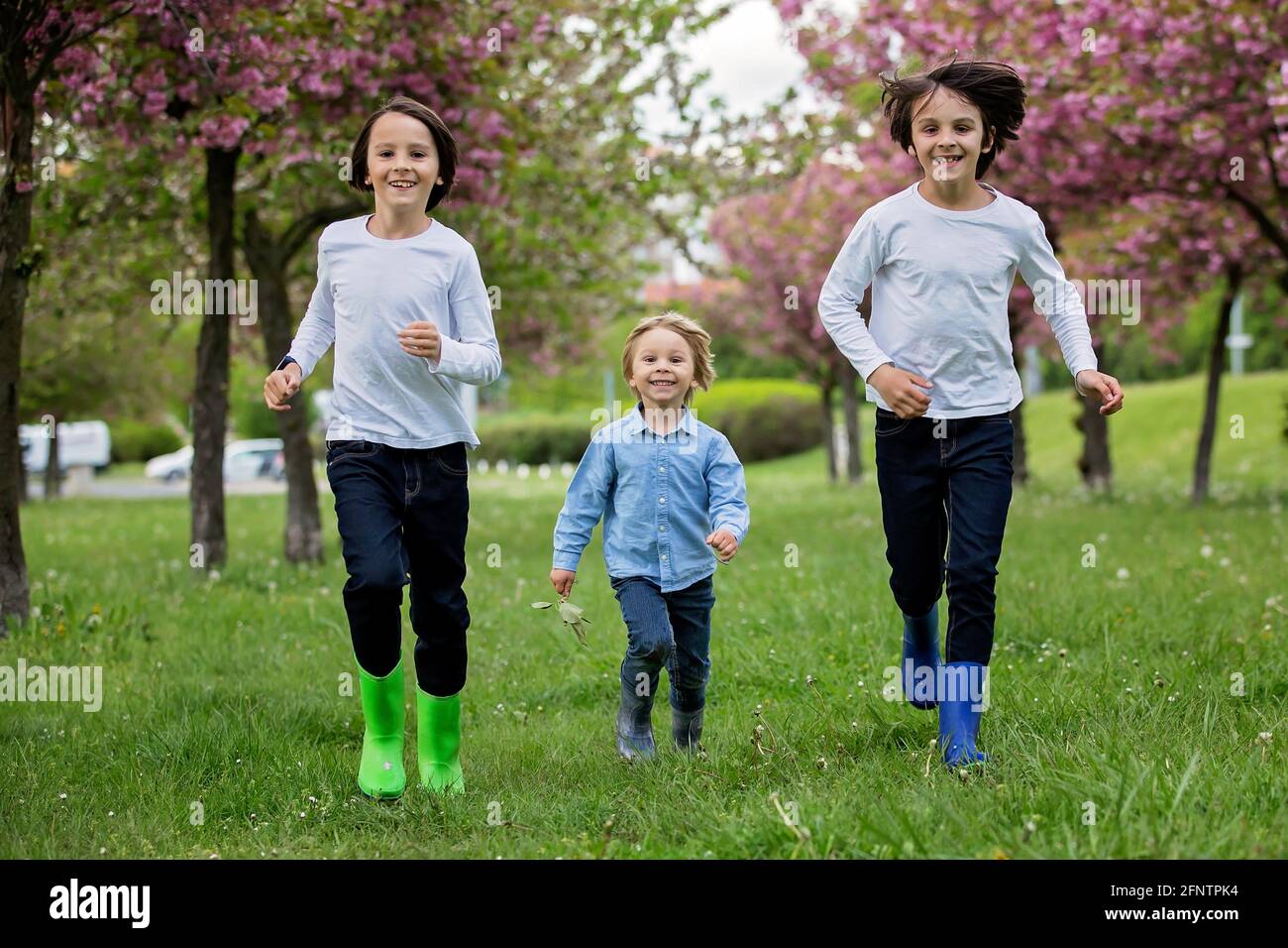 Group children playing in rain hi-res stock photography and images - Alamy