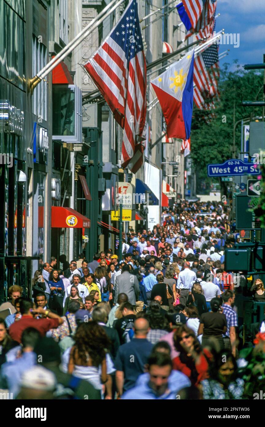 2005 HISTORICAL CROWDS FIFTH AVENUE MIDTOWN MANHATTAN NEW YORK CITY USA ...