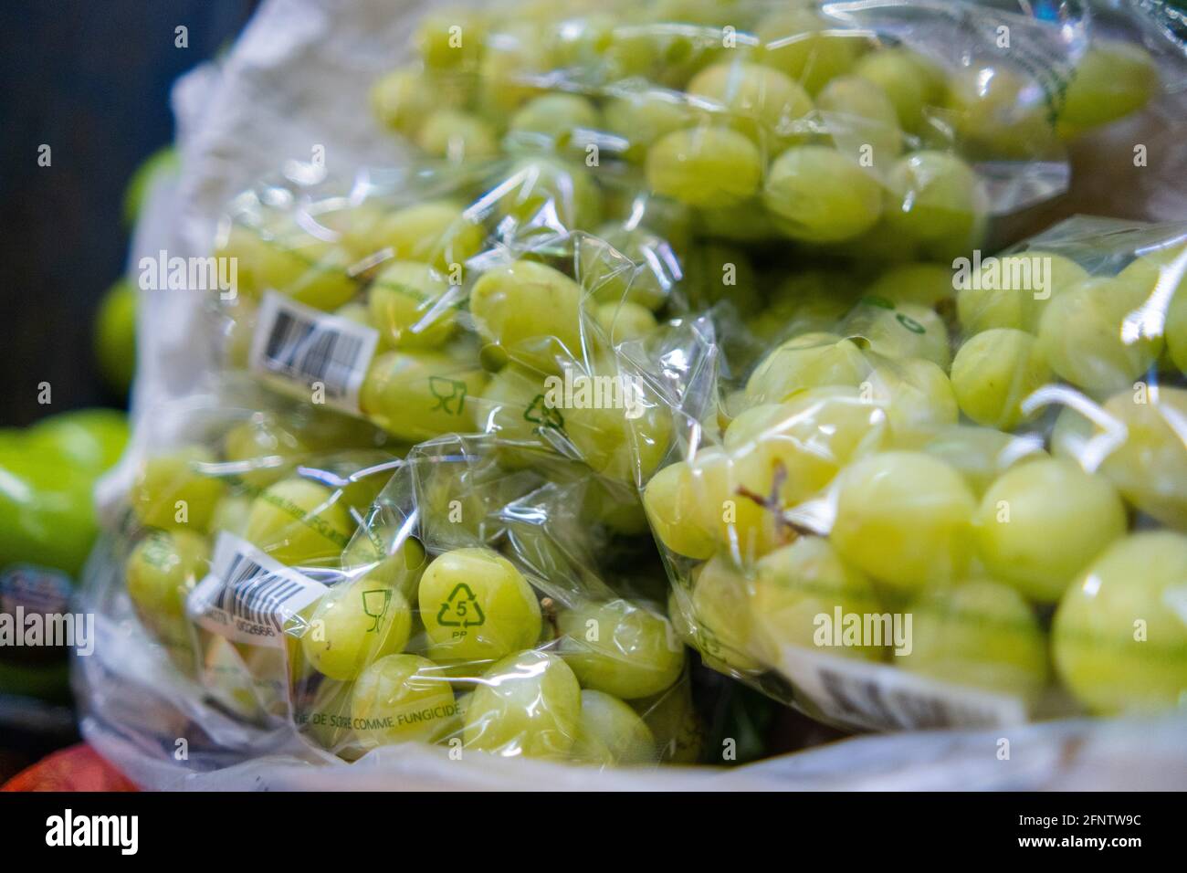 Plastic bag of grapes hi-res stock photography and images - Alamy