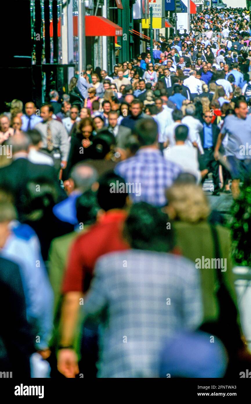 2005 HISTORICAL CROWDS FIFTH AVENUE MIDTOWN MANHATTAN NEW YORK CITY USA ...