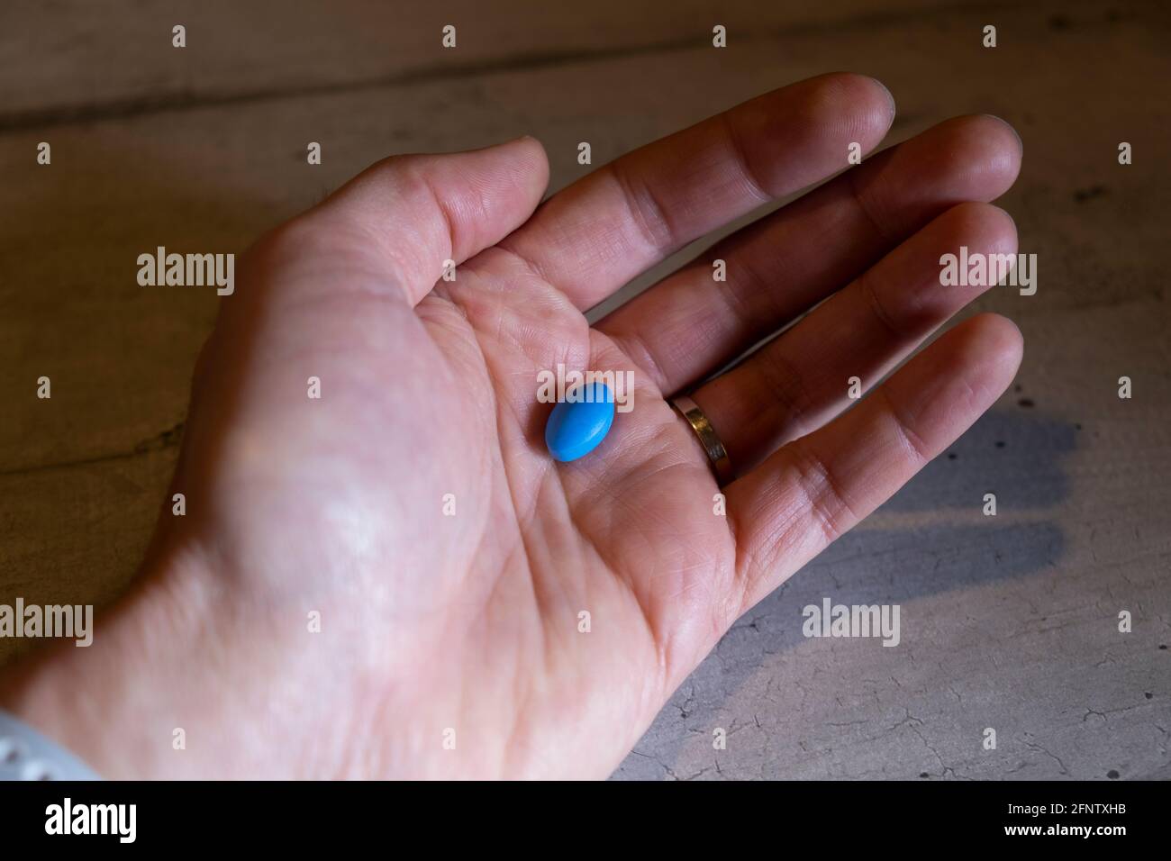 Blue pill hi-res stock photography and images - Alamy