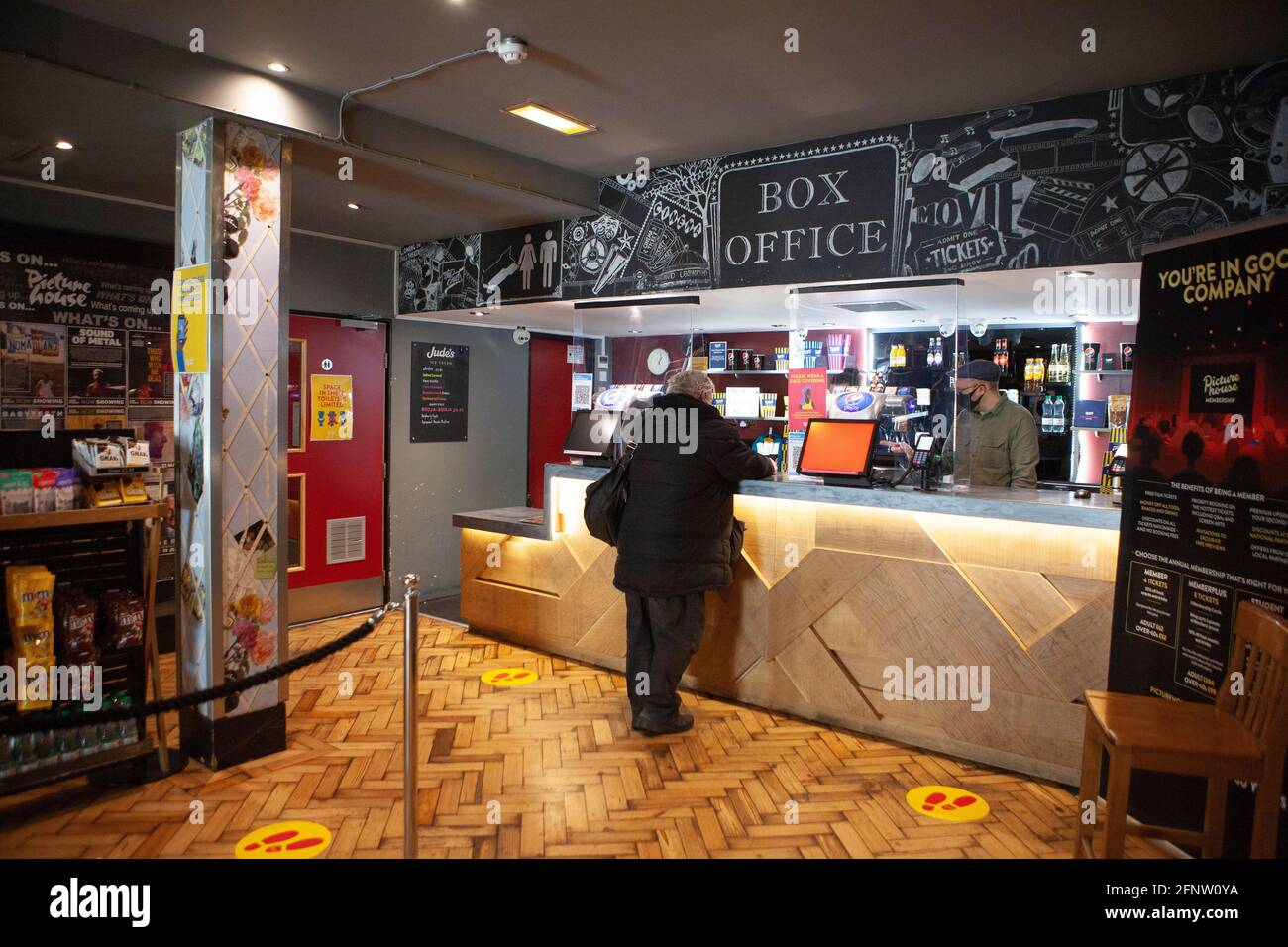 Cinema box office hi-res stock photography and images - Alamy