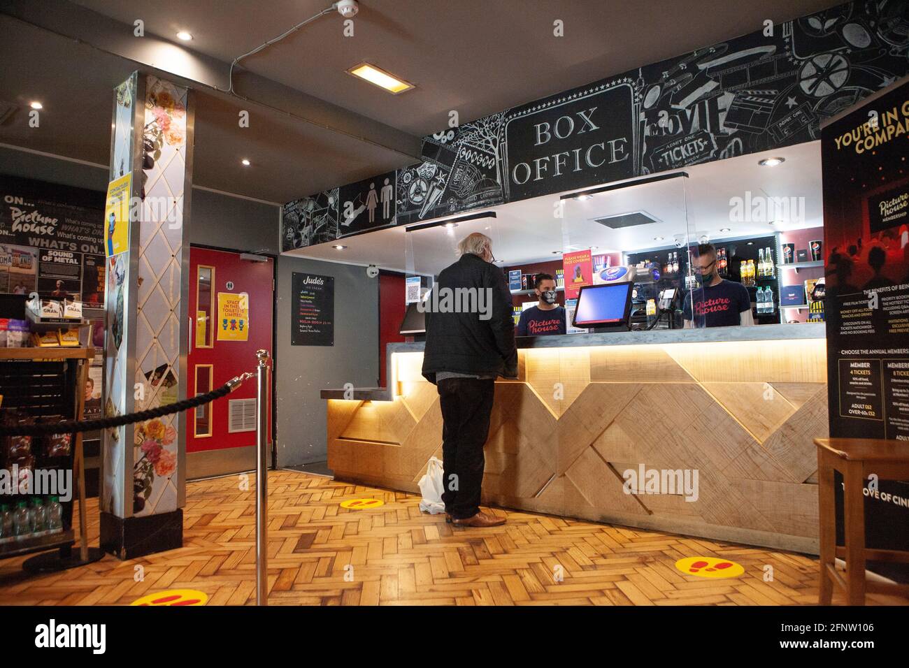 Cinema ticket office hi-res stock photography and images - Alamy