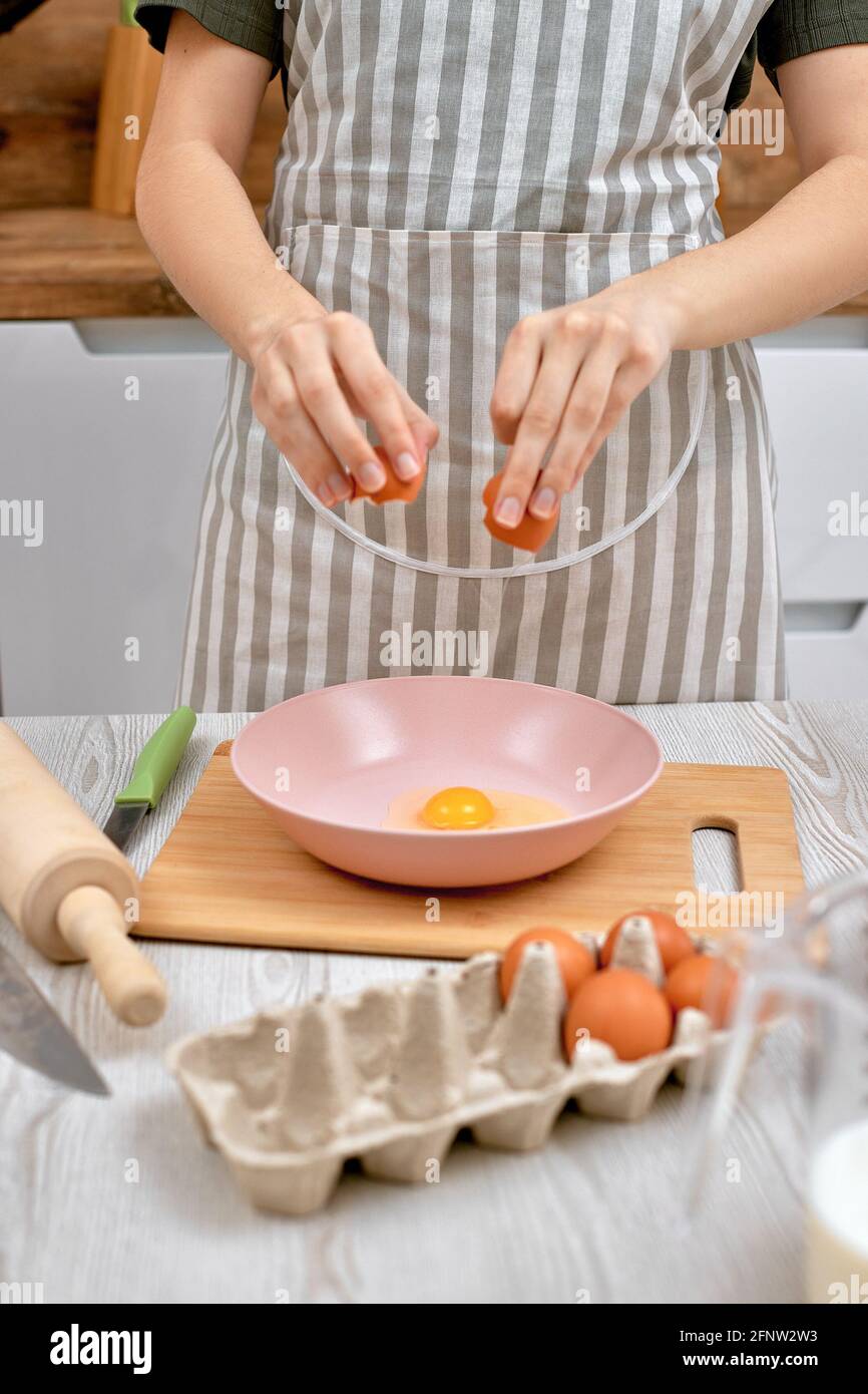 Female hands cracking egg bowl hi-res stock photography and images - Alamy
