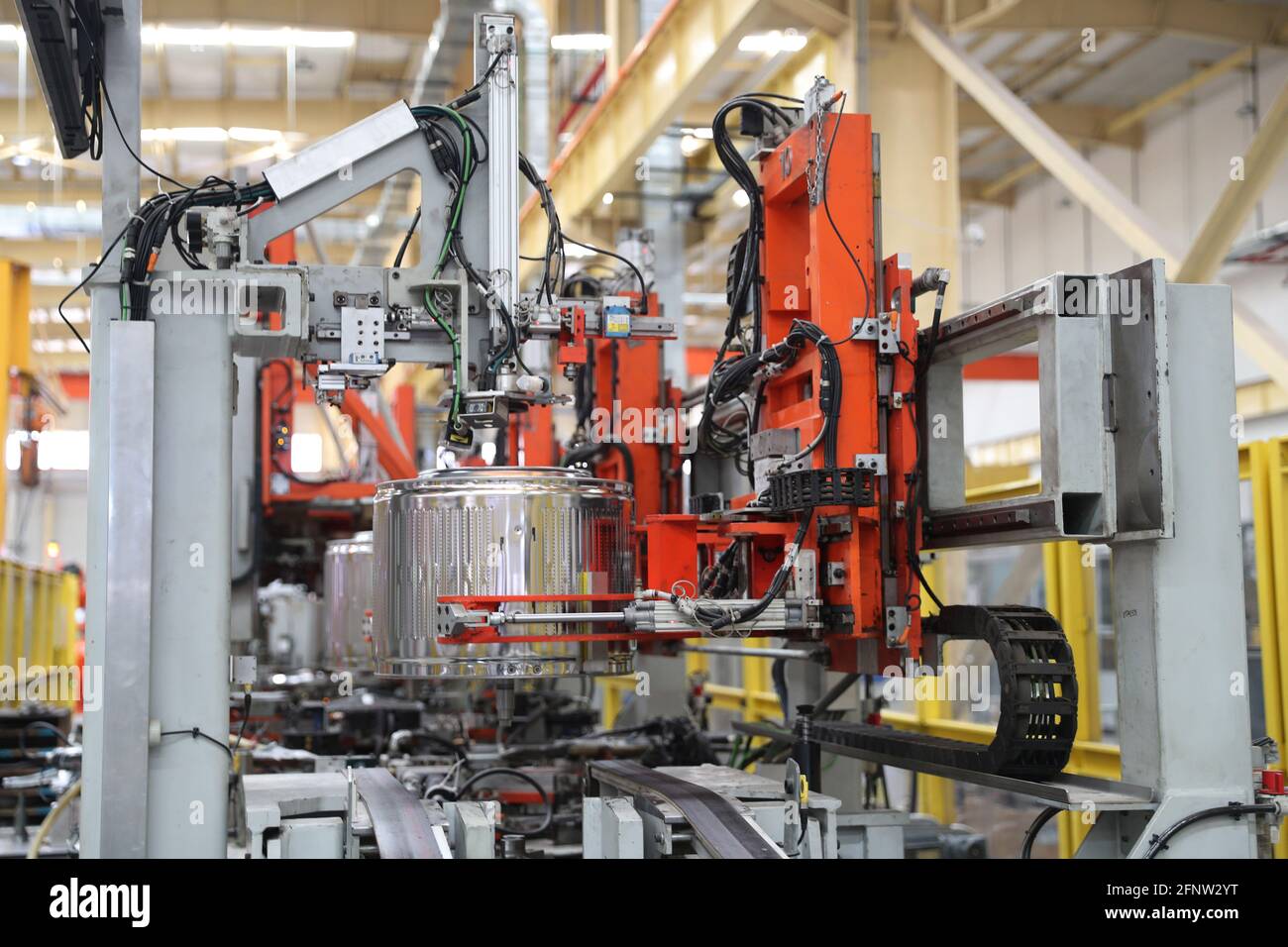 The 5G intelligent factory is high efficiently running in Qingdao ...