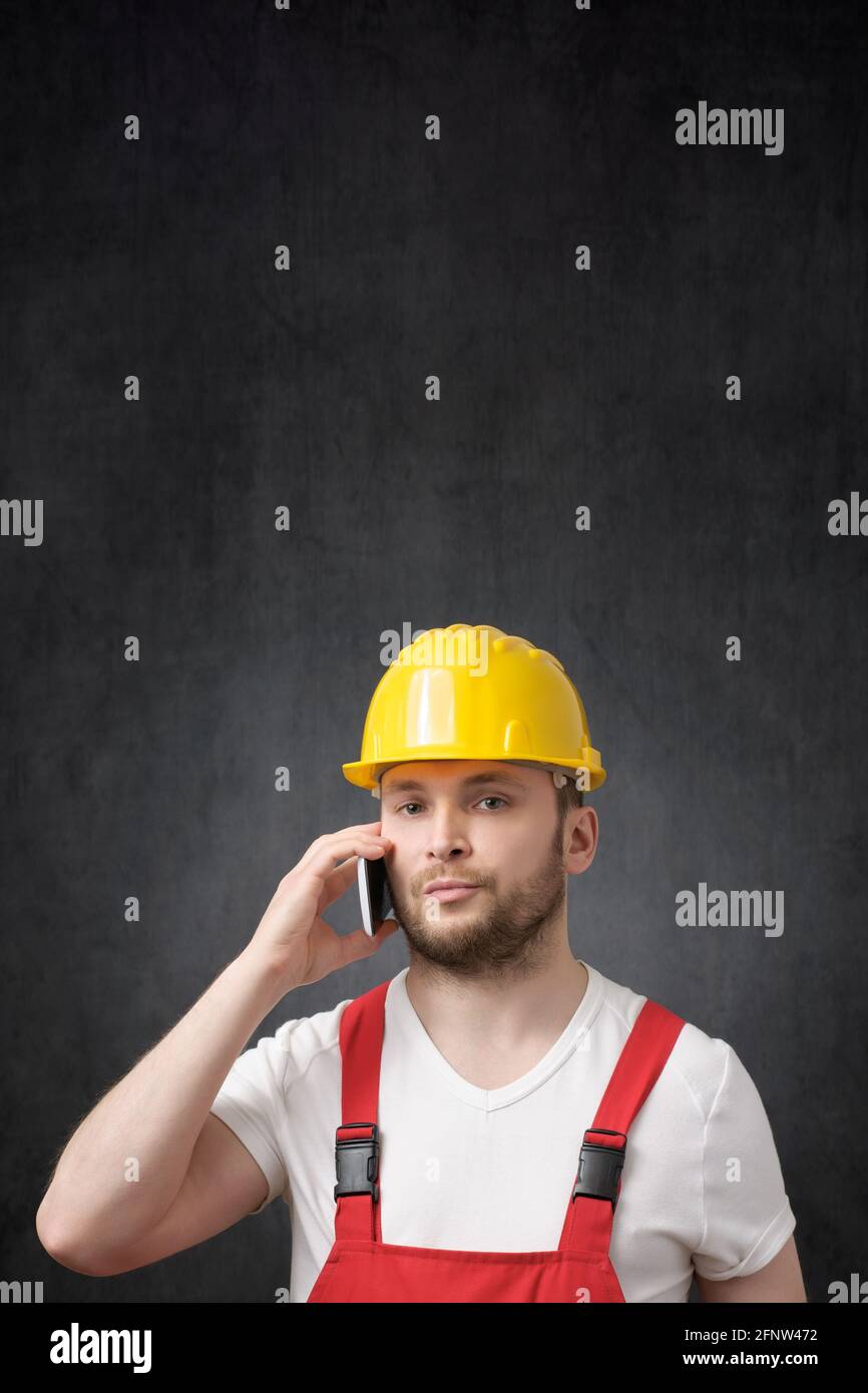 A construction worker using smartphone Stock Photo - Alamy