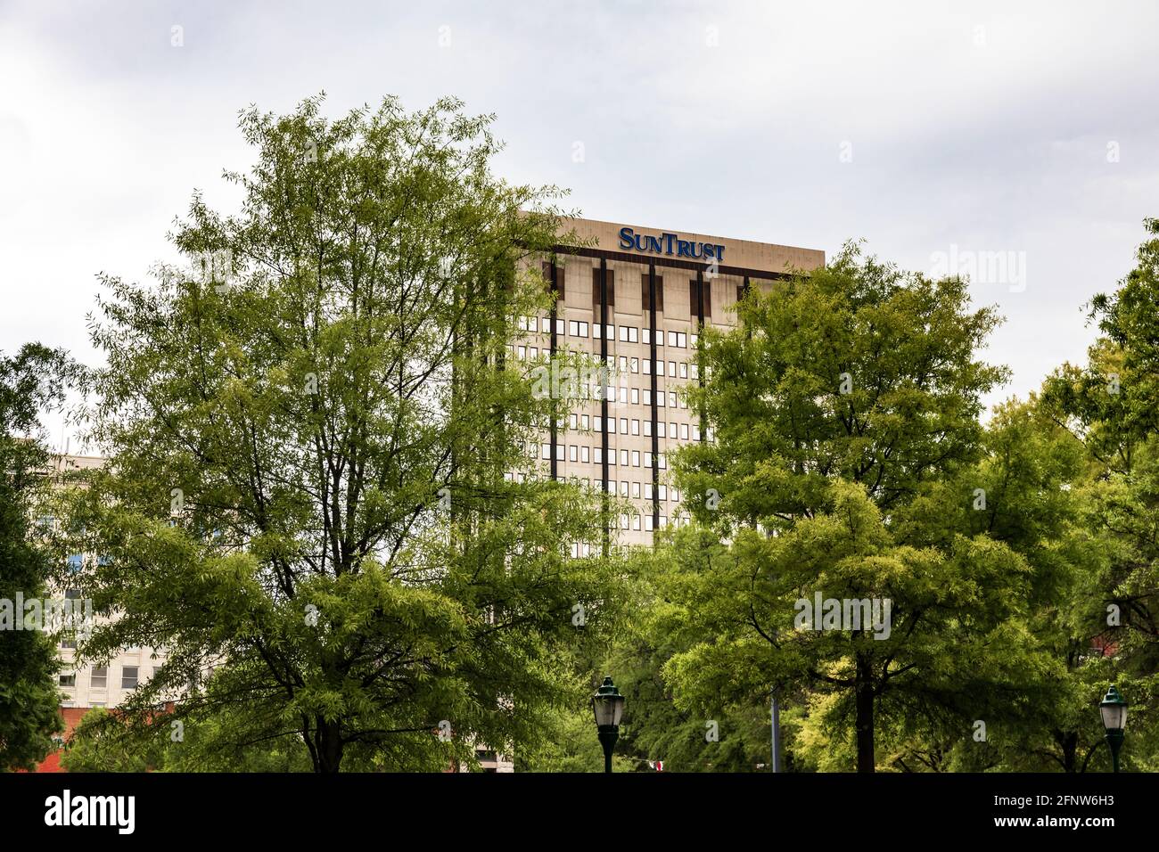 CHATTANOOGA, TN, USA-8 MAY 2021: Skyline view of the Suntrust building ...