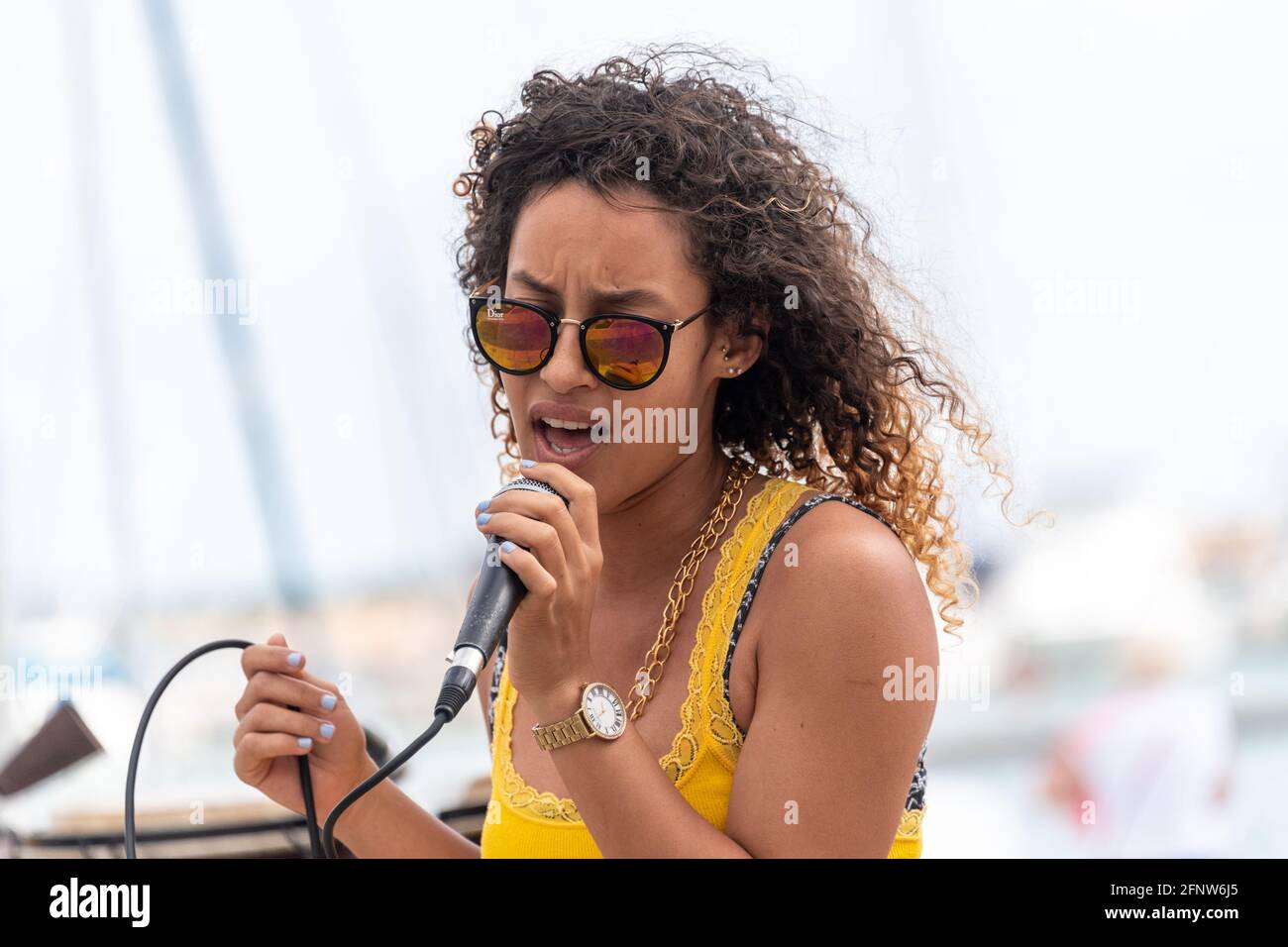 Female singer hi-res stock photography and images - Alamy