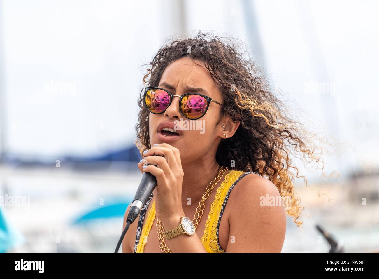 Female singer hi-res stock photography and images - Alamy