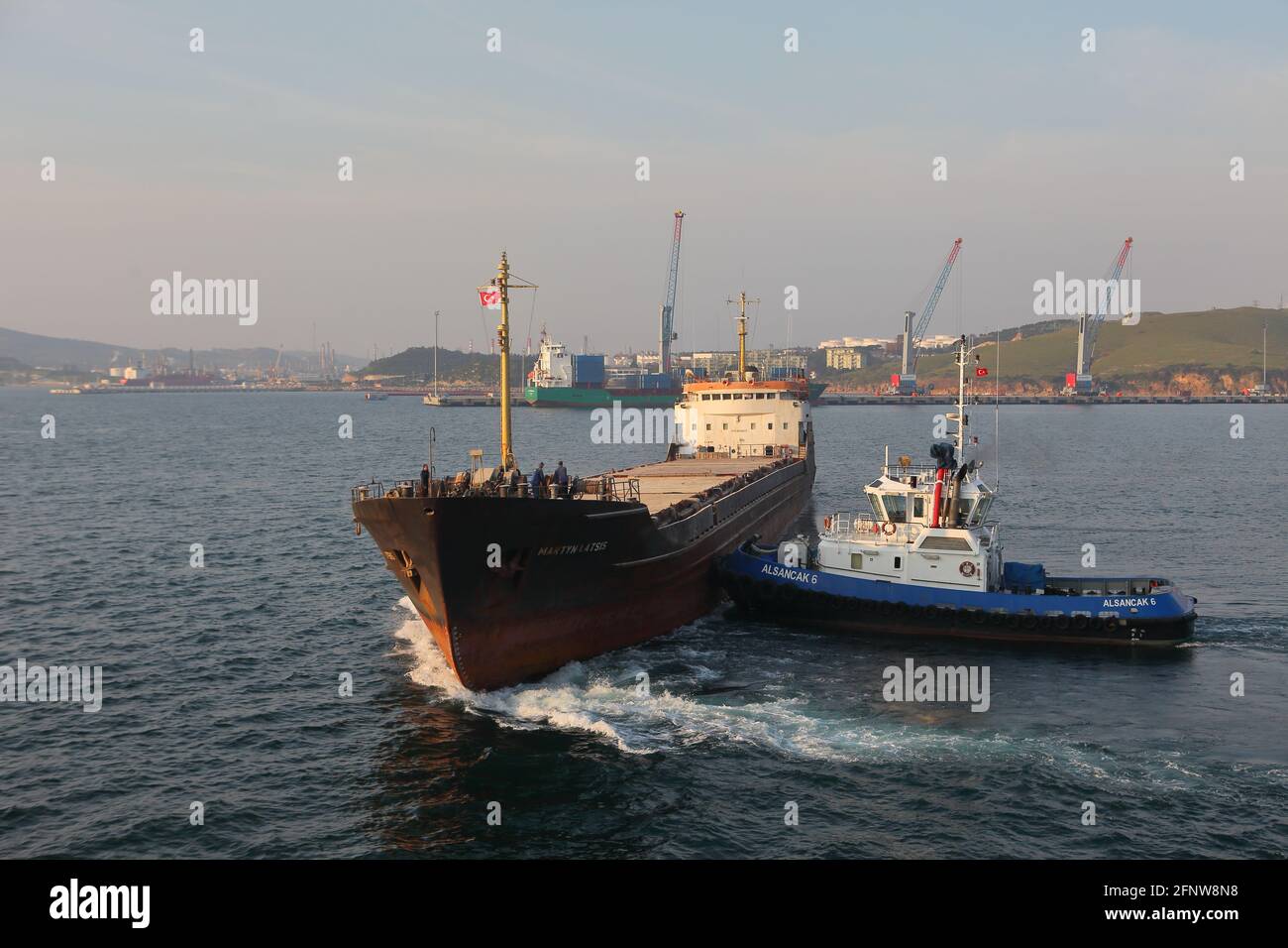 Towing vessel hi-res stock photography and images - Alamy
