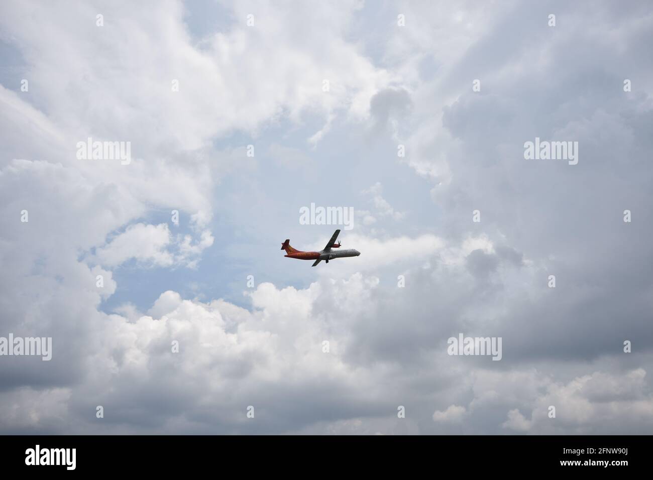 Orange turboprop aircraft hi-res stock photography and images - Alamy