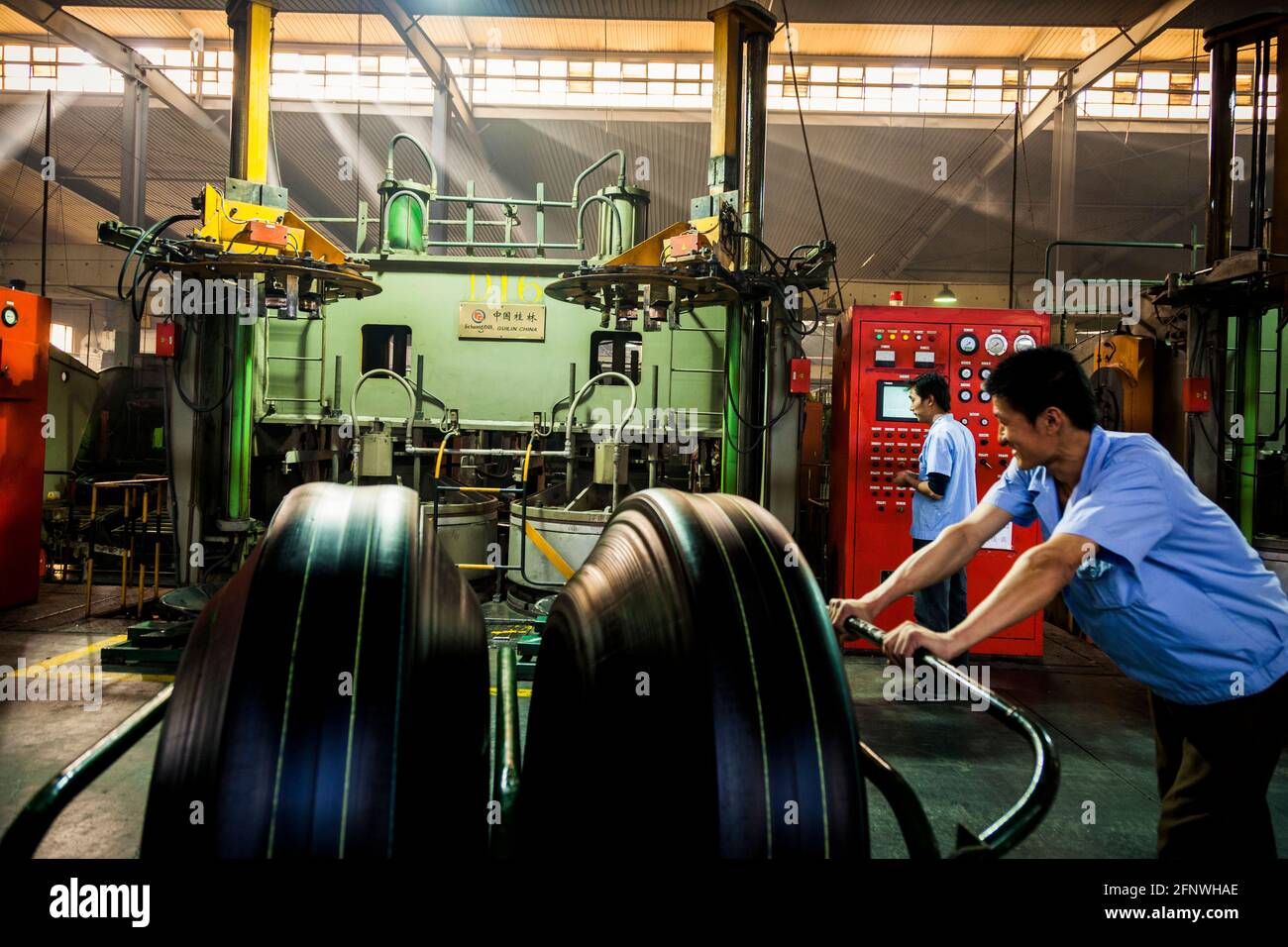 China factory workers hi-res stock photography and images - Alamy
