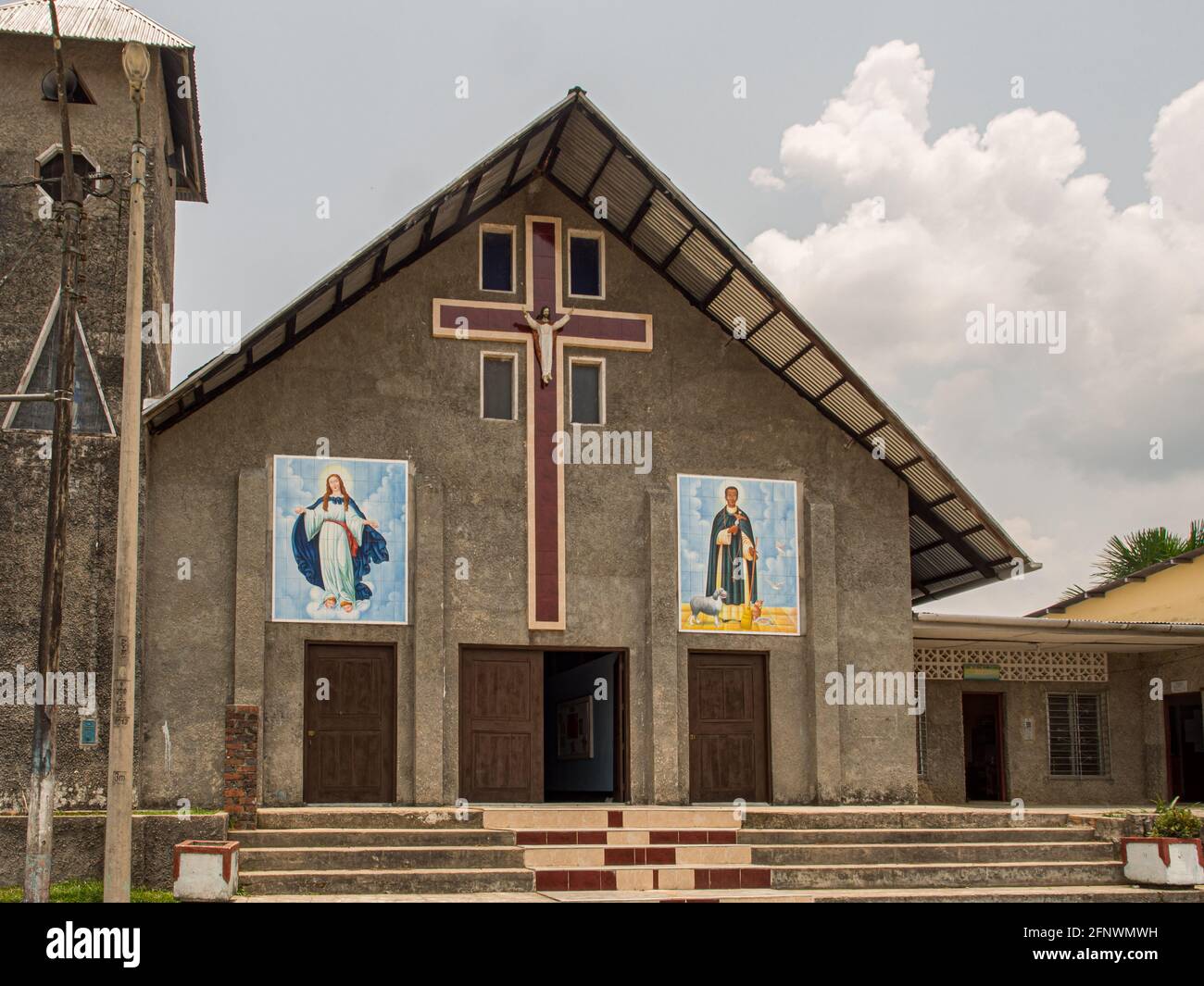 Amazon jungle river huts hi-res stock photography and images - Alamy