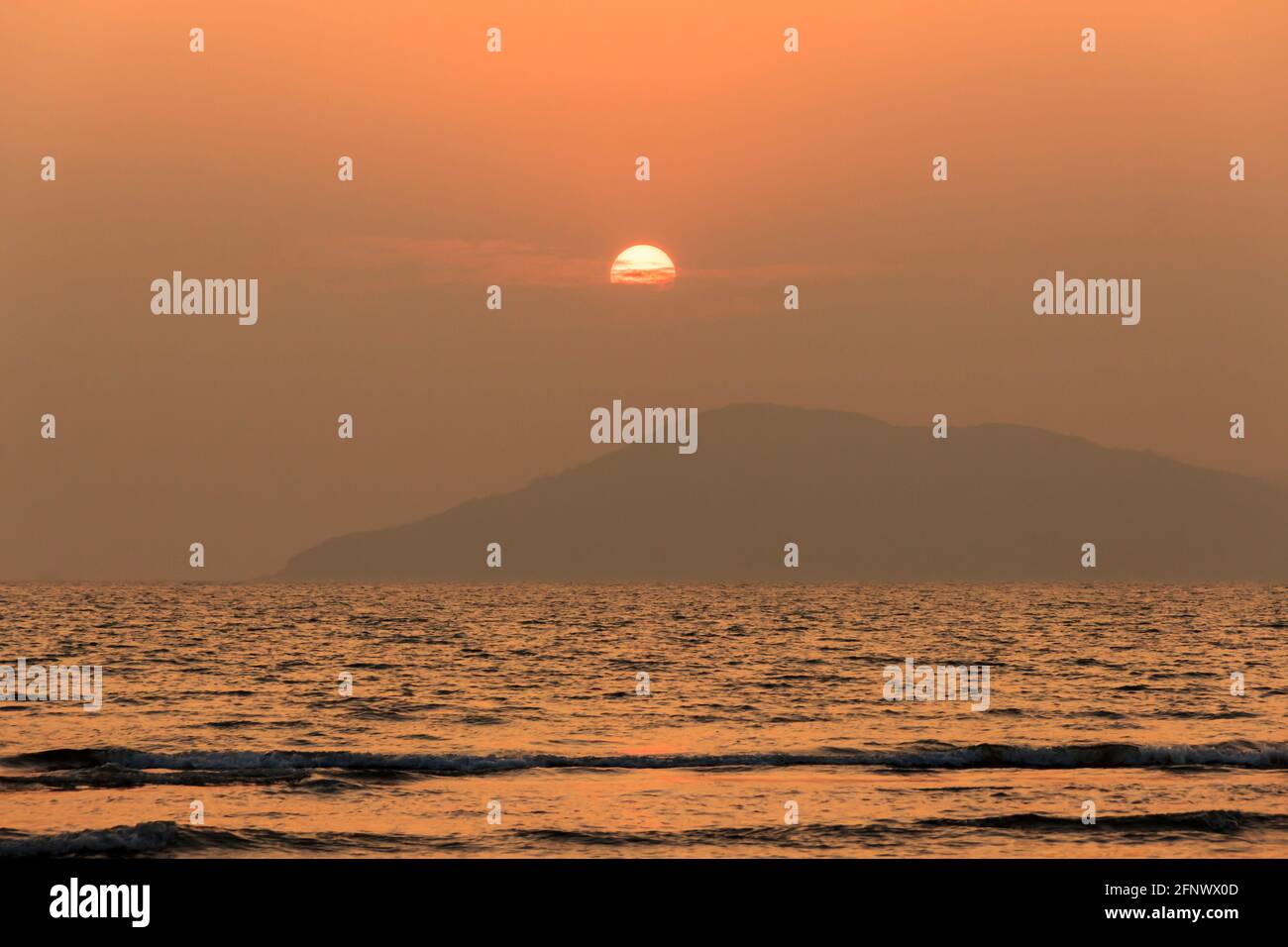 Sea level sunset hi-res stock photography and images - Alamy