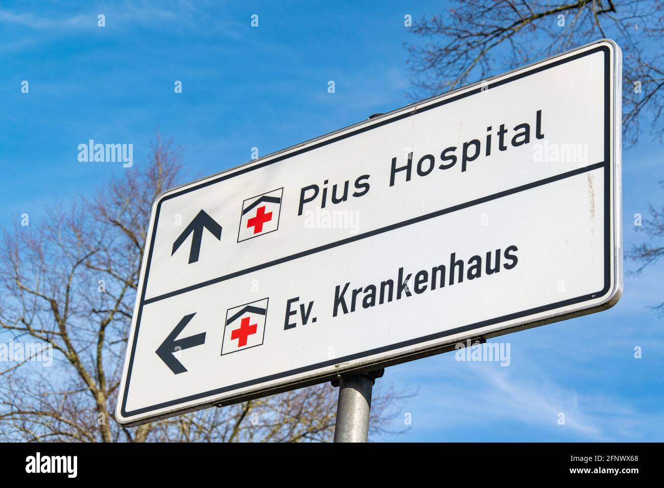 Hospital Street Sign Stock Photo - Alamy